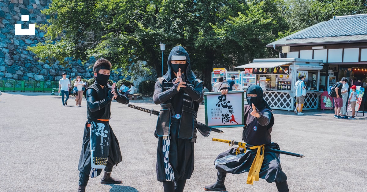 낮 동안 검은 색과 노란색 우산을 들고 검은 색과 흰색 드레스를 입은 여자 사진 Unsplash의 무료 나고야성 이미지