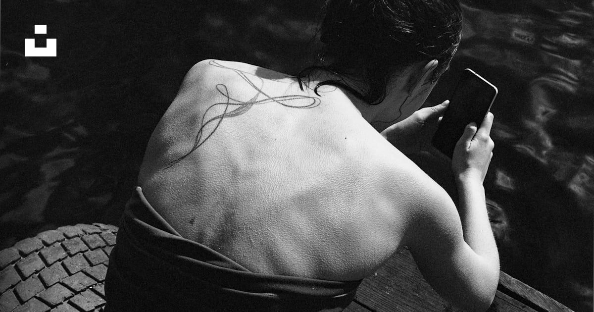Femme Aux Seins Nus En Jupe Noire Photo Image Gratuite De Gris Sur