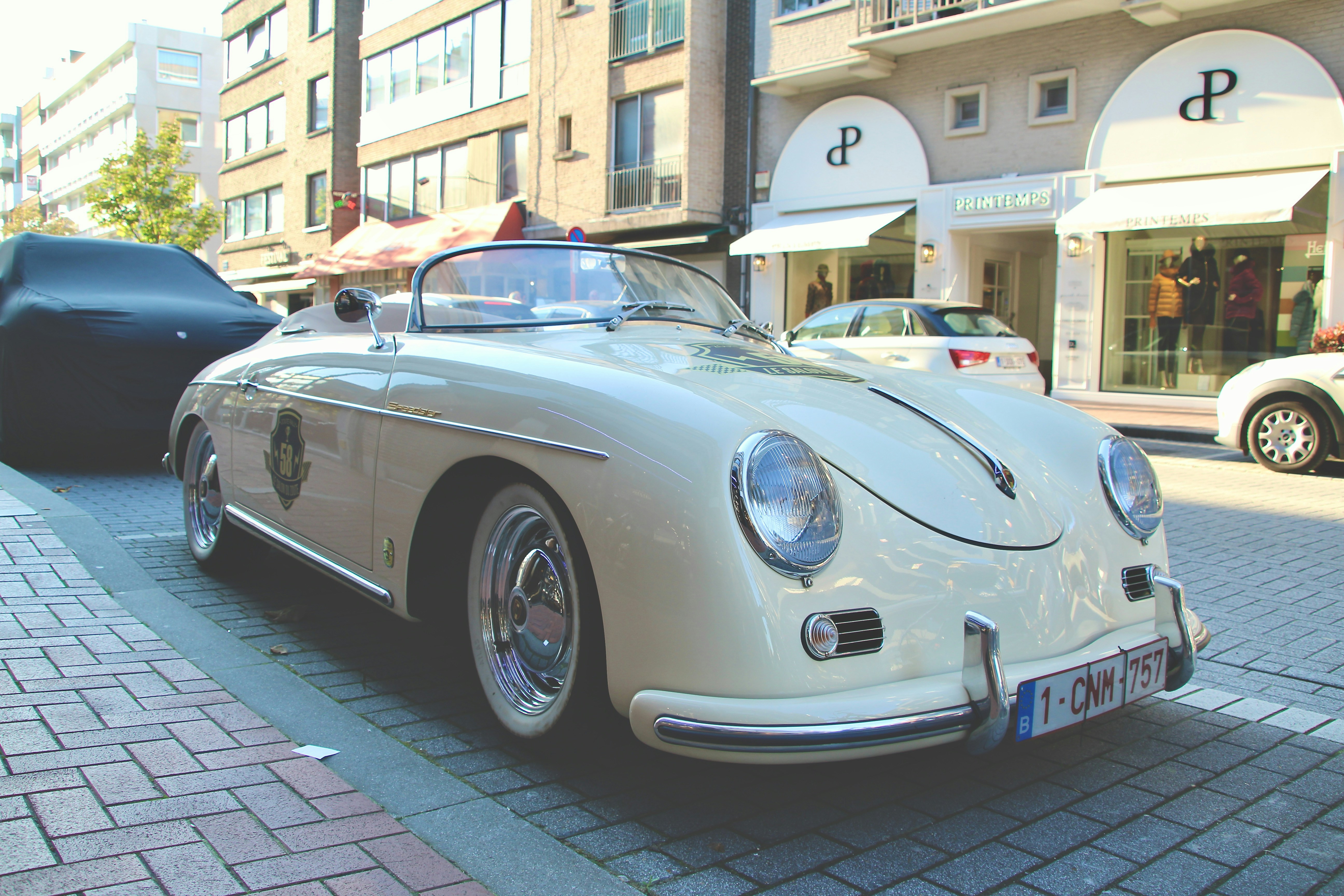 Foto Porsche plateado 911 estacionado en la calle durante el día ...