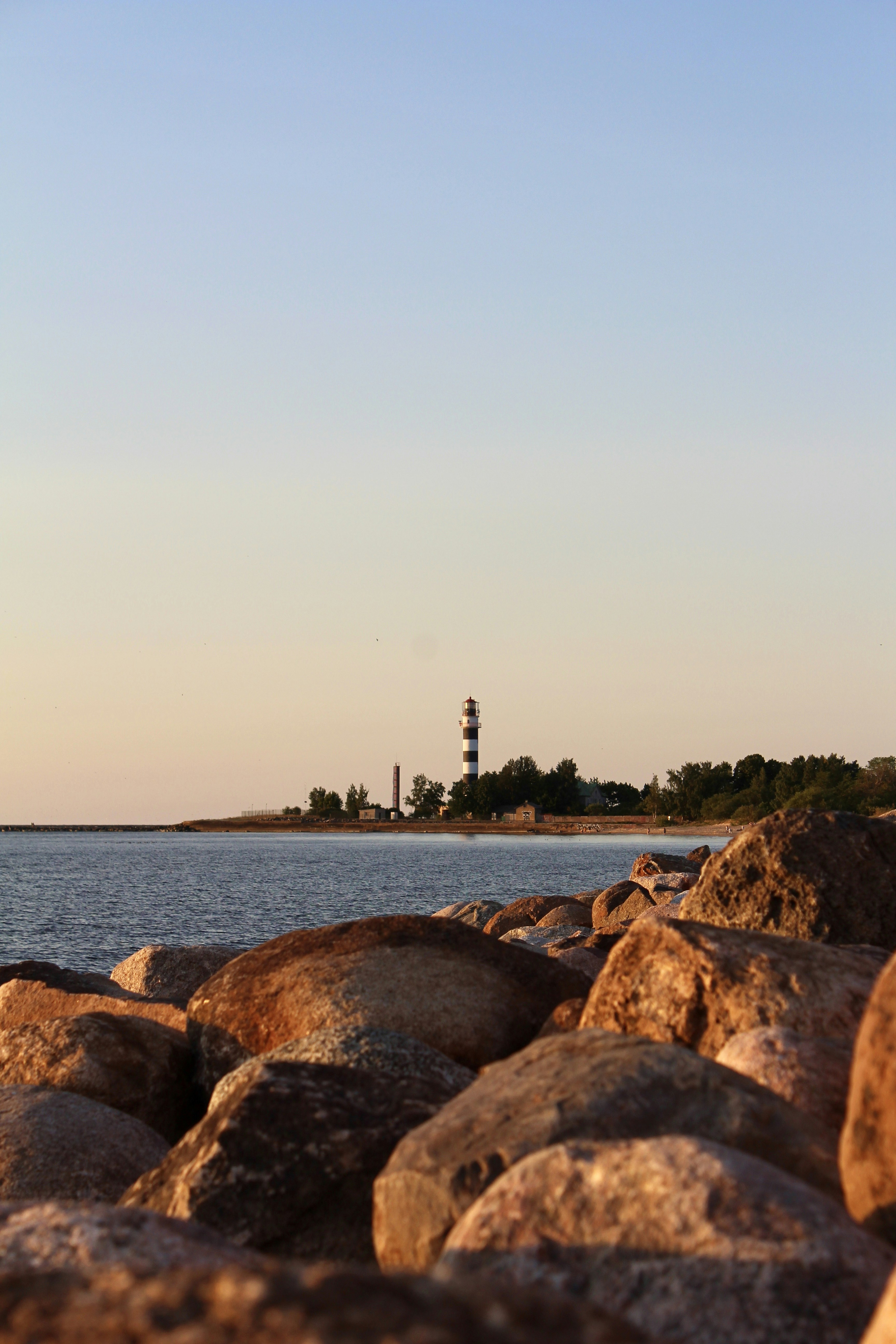 Brown rocks on sea shore during daytime photo – Free Bolderājas ...