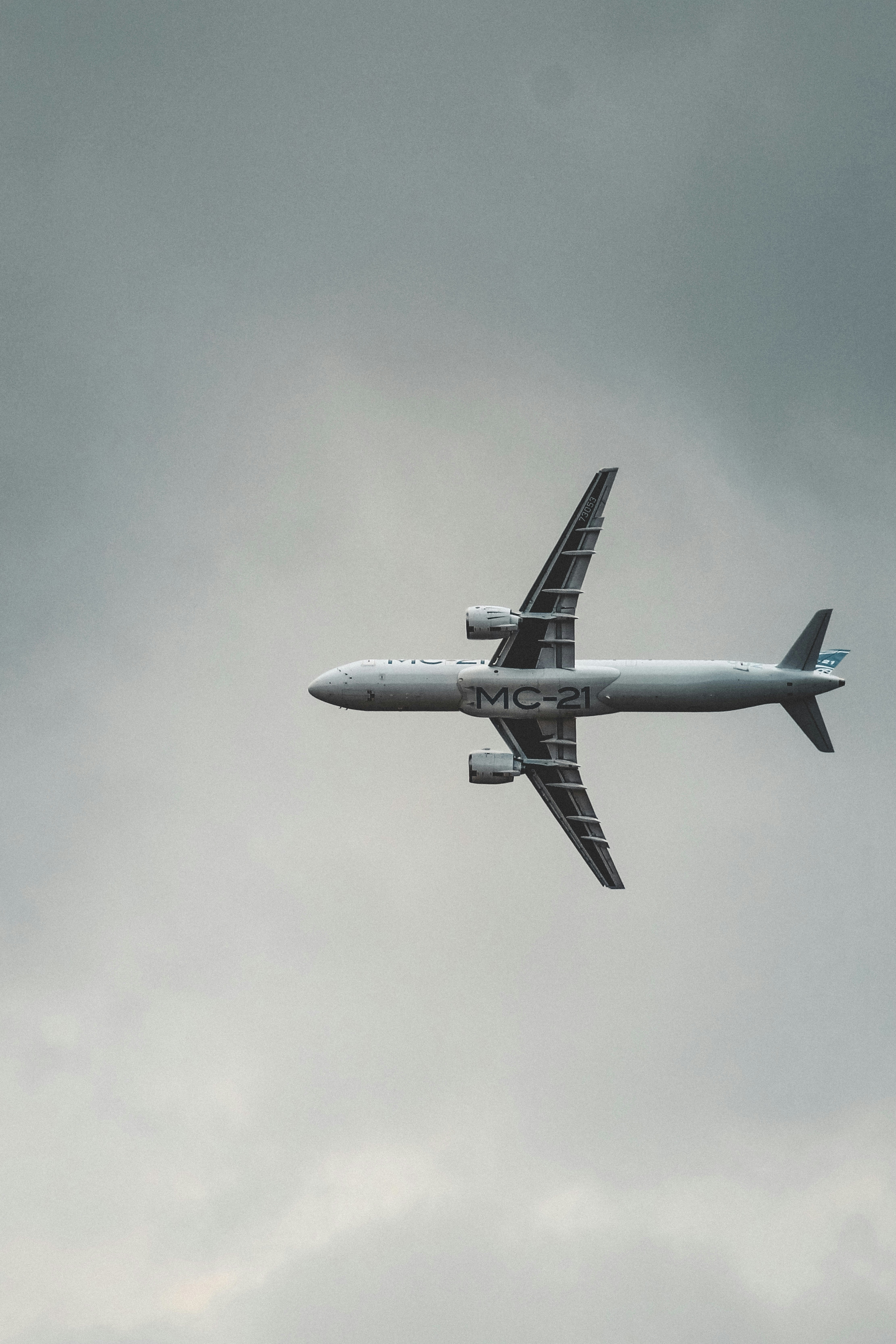 Gray airplane under gray sky photo – Free Airplane Image on Unsplash