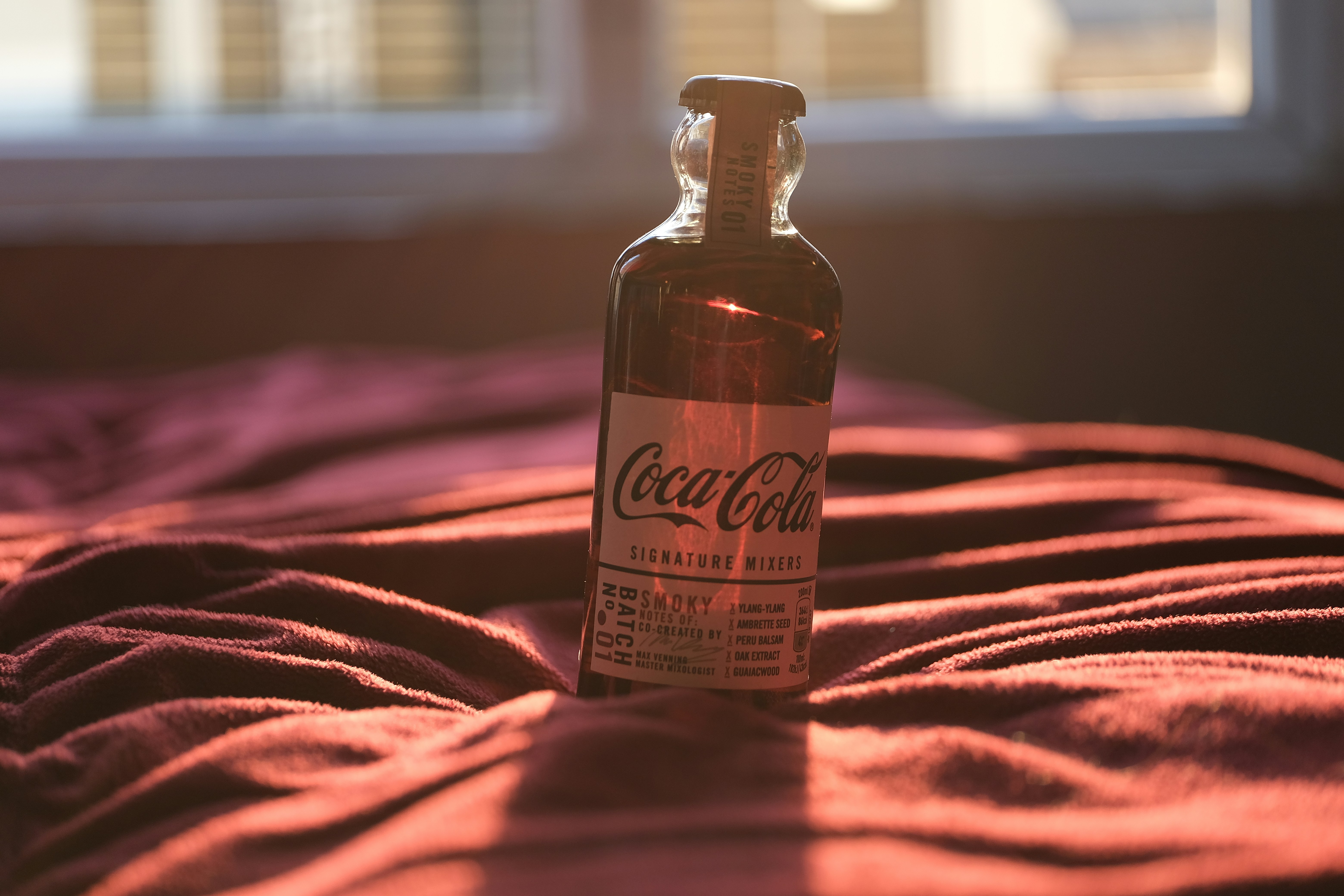 Una botella de Coca Cola encima de una cama foto – Imagen de Erbil ...