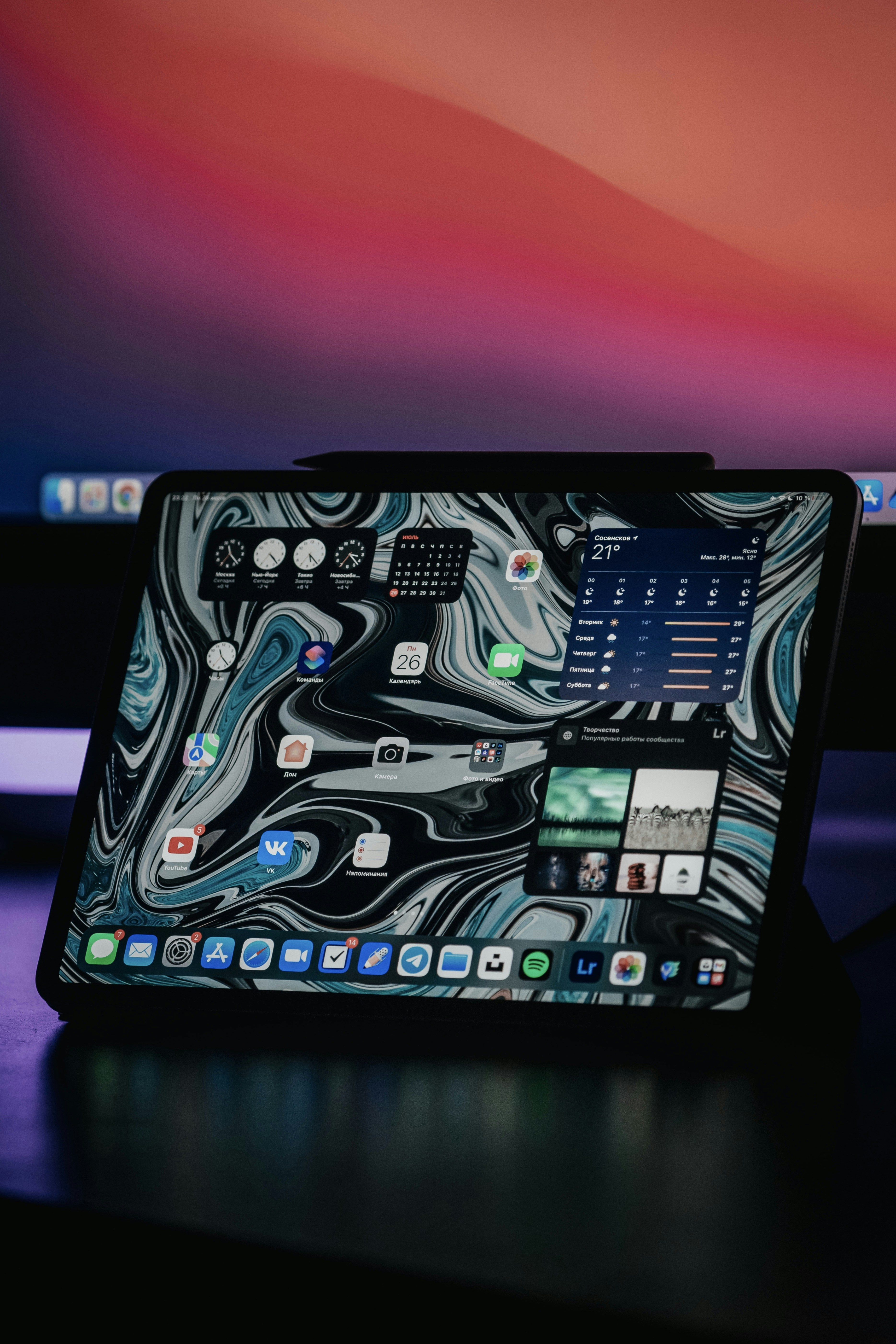 Black and white laptop computer photo – Free Electronics Image on Unsplash