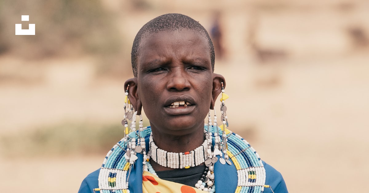 Foto Hombre Con Chaqueta Azul Y Roja Con Cremallera Imagen Tanzania