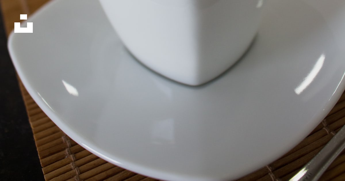 Tasse En Céramique Blanche Sur Soucoupe En Céramique Blanche Photo