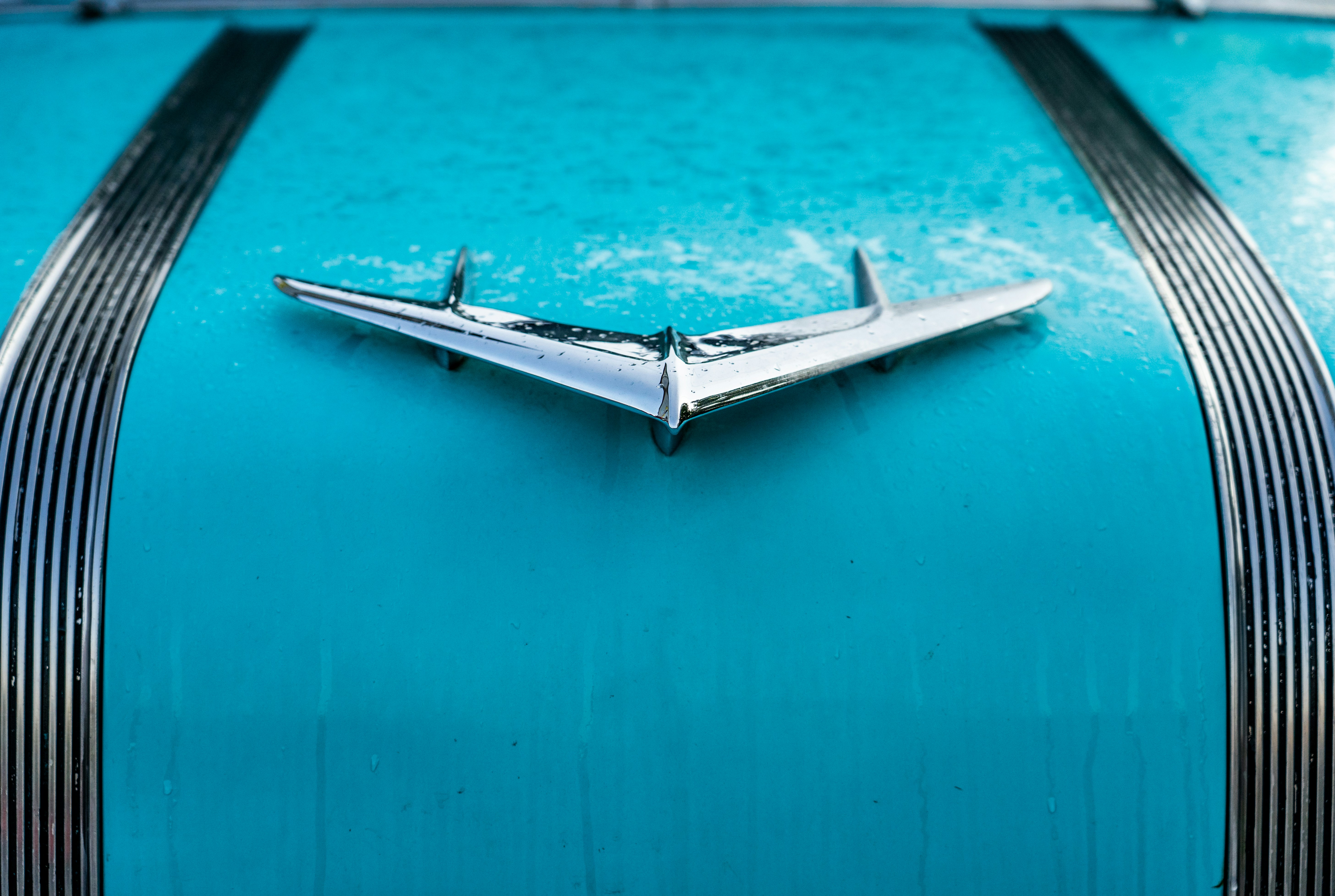 Teal Hood, Chrome Arrow: A Mid-Century Car Ornament in Focus
