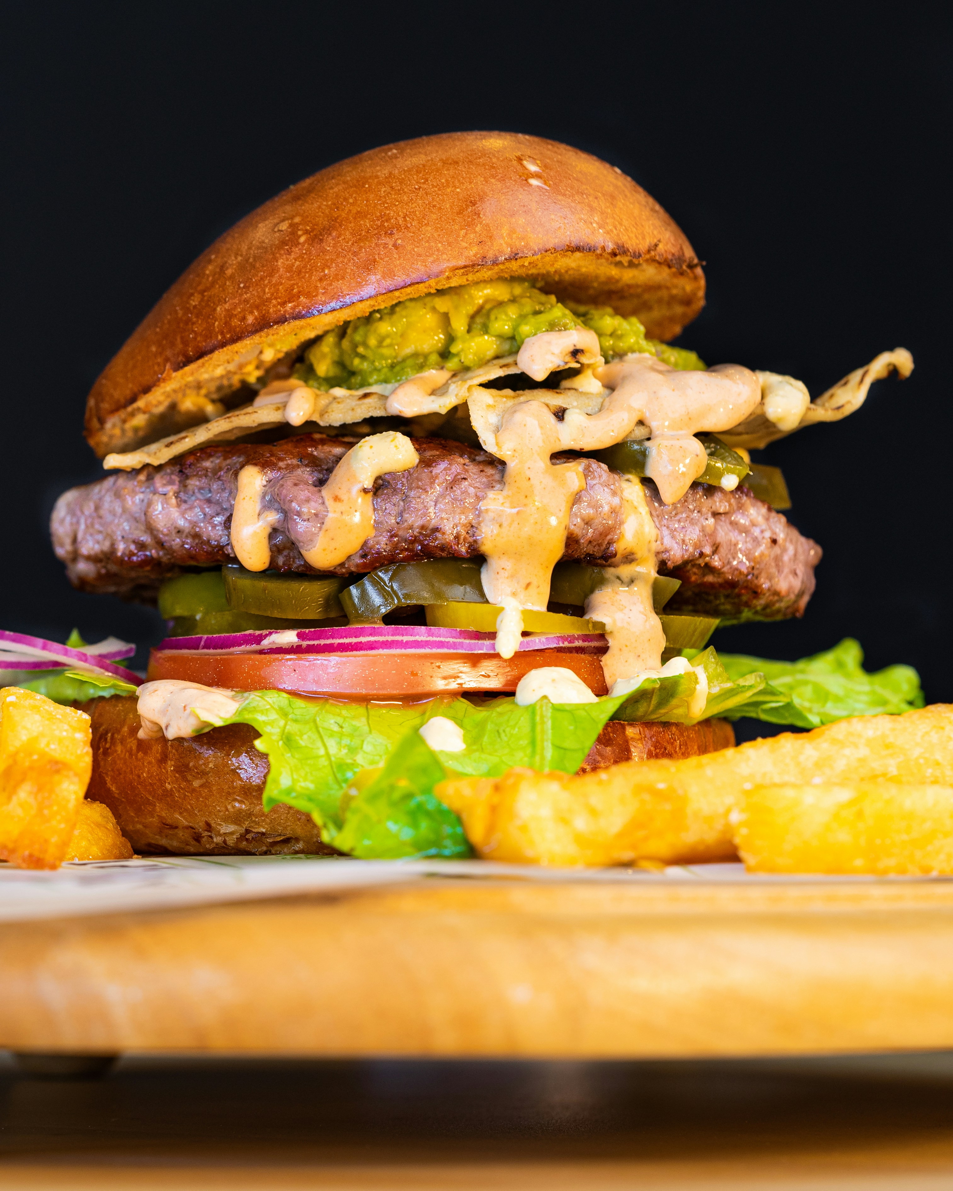 Burger with lettuce and tomato photo – Free Food Image on Unsplash