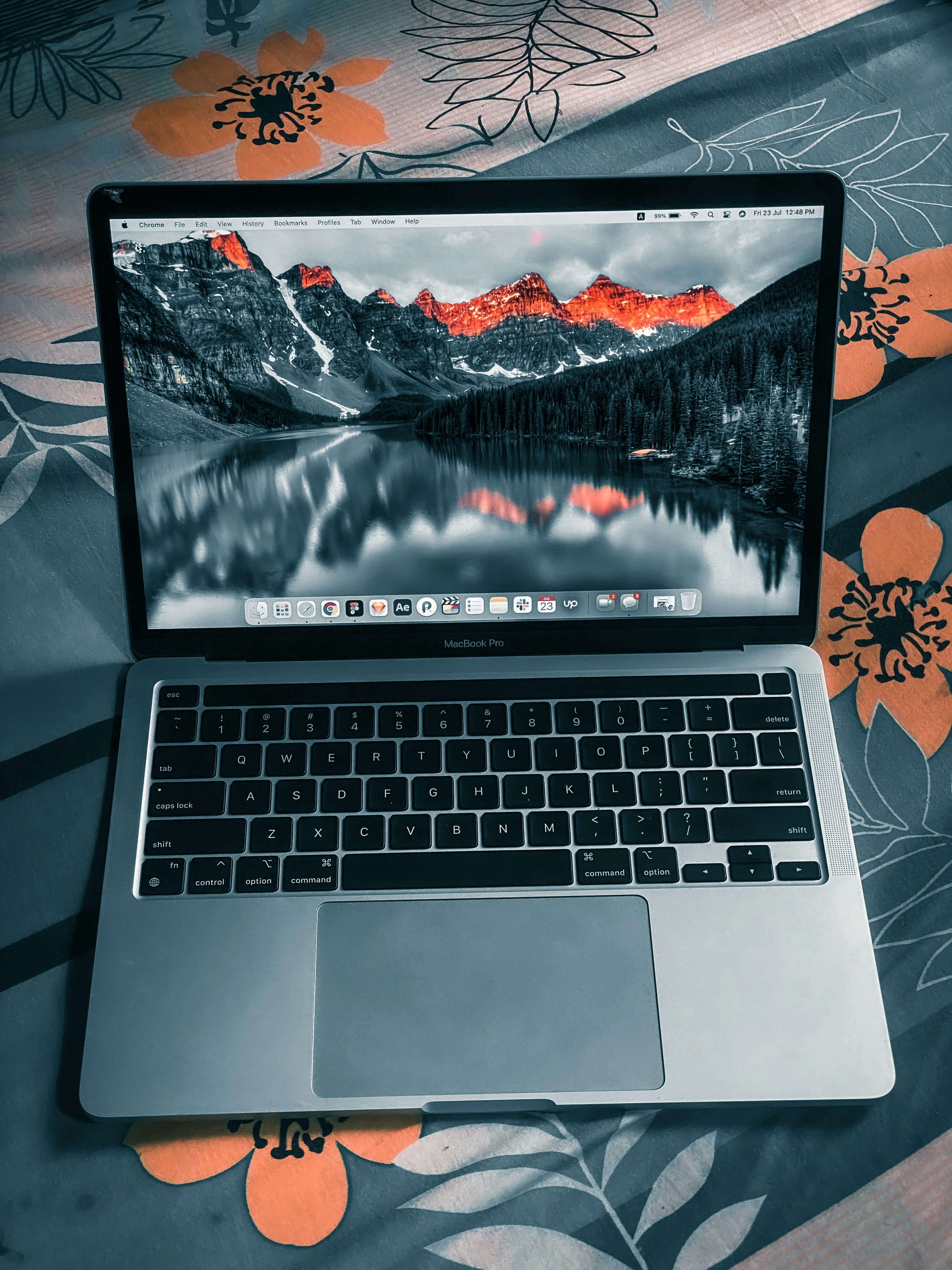 MacBook Pro sobre mesa blanca foto – Imagen de Arreglo gratuita en Unsplash
