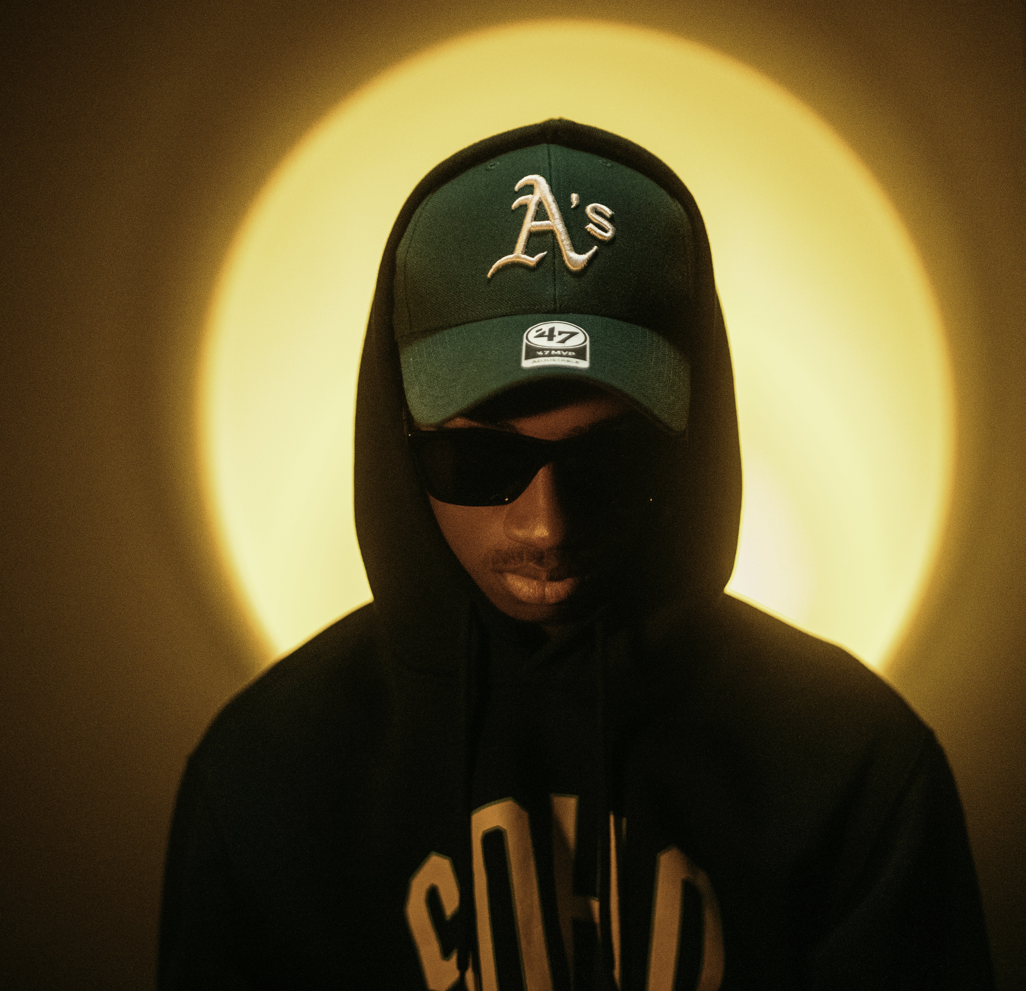 Hombre Con Sudadera Con Capucha En Blanco Y Negro Con Gorra Ajustada En