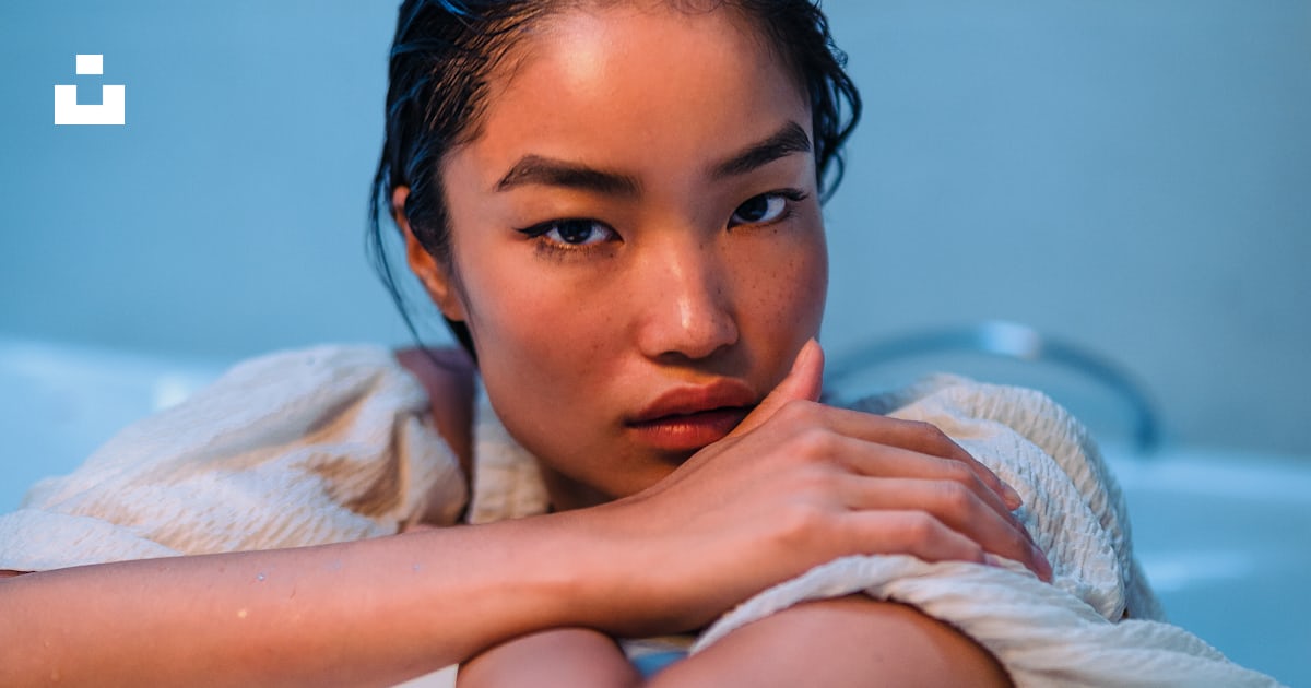 하얀 침대에 누워 있는 여자 사진 Unsplash의 무료 초상 이미지
