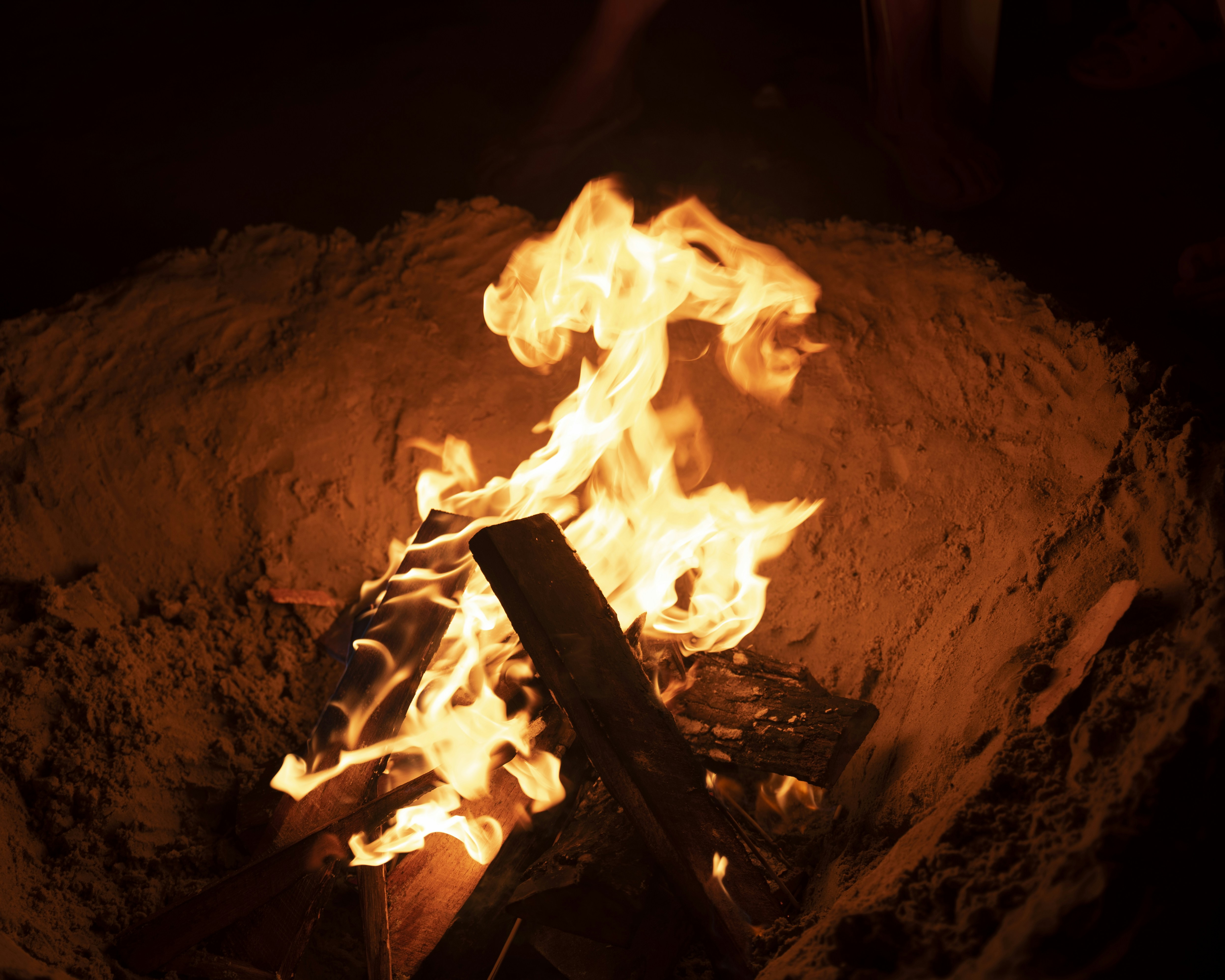 Fire in brown fire pit photo – Free Fire Image on Unsplash