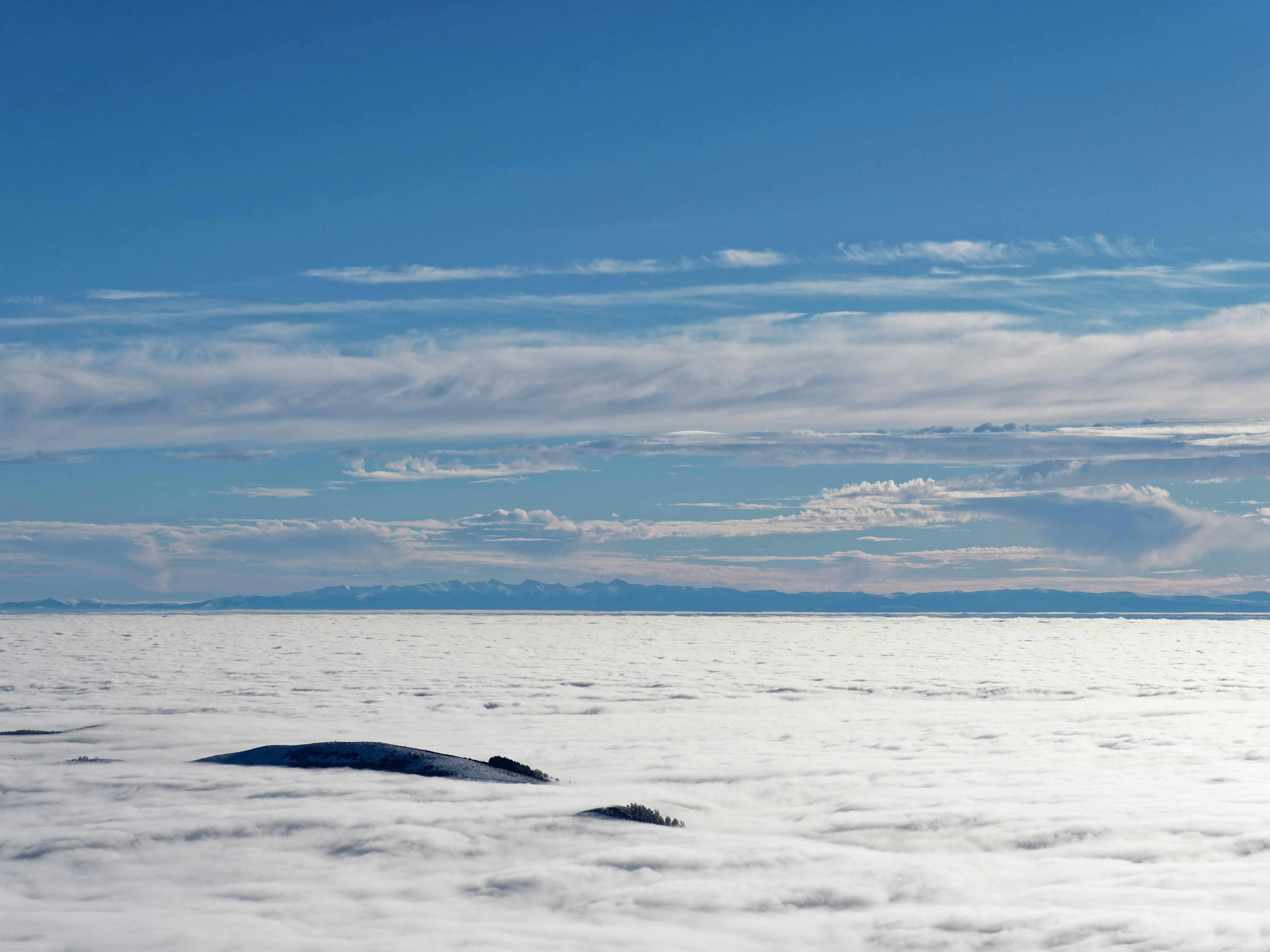 Nuvole bianche sul campo innevato durante il giorno photo – Photo ...