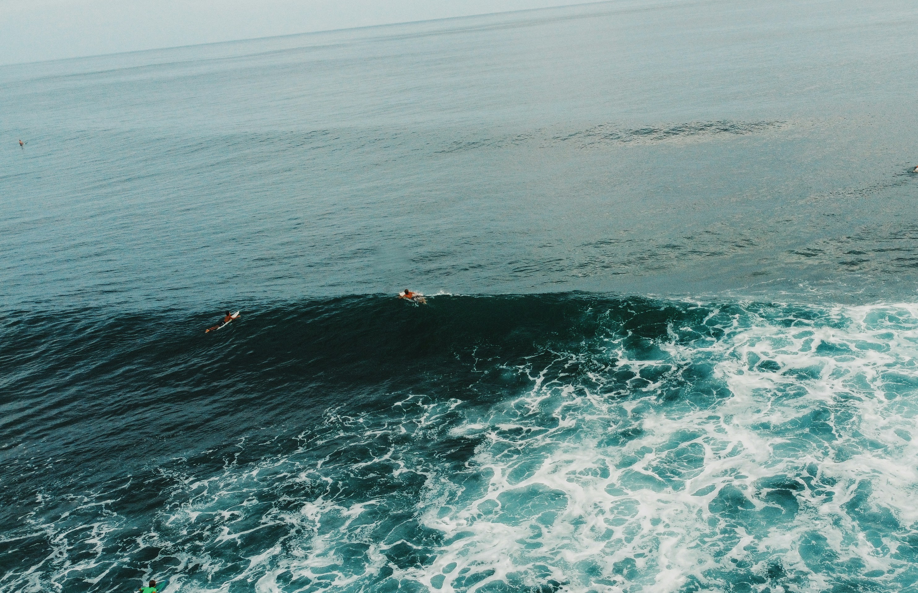 Persona surfeando sobre las olas del mar durante el día foto – Imagen ...