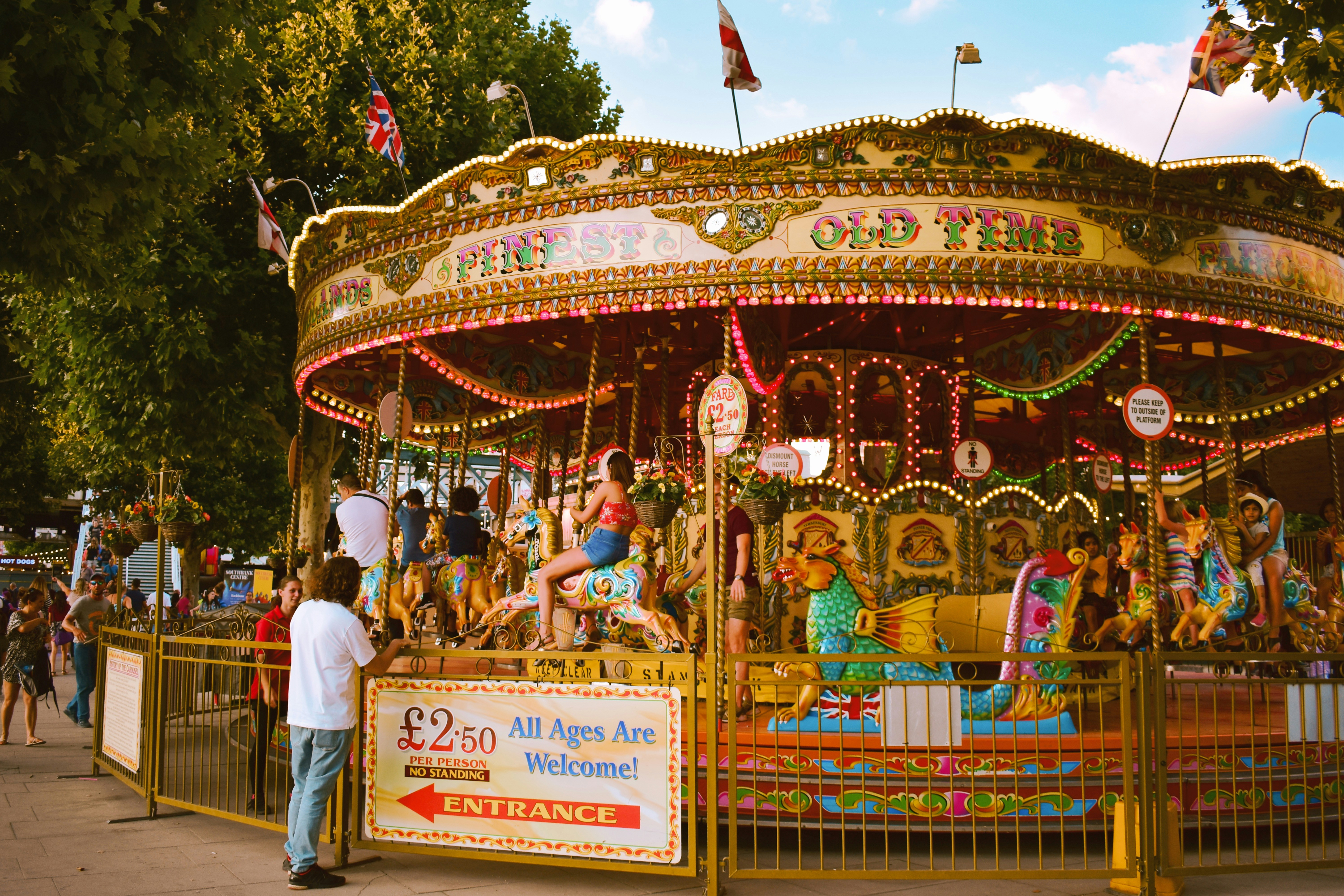 Personnes qui montent sur le carrousel pendant la journée photo – Image ...