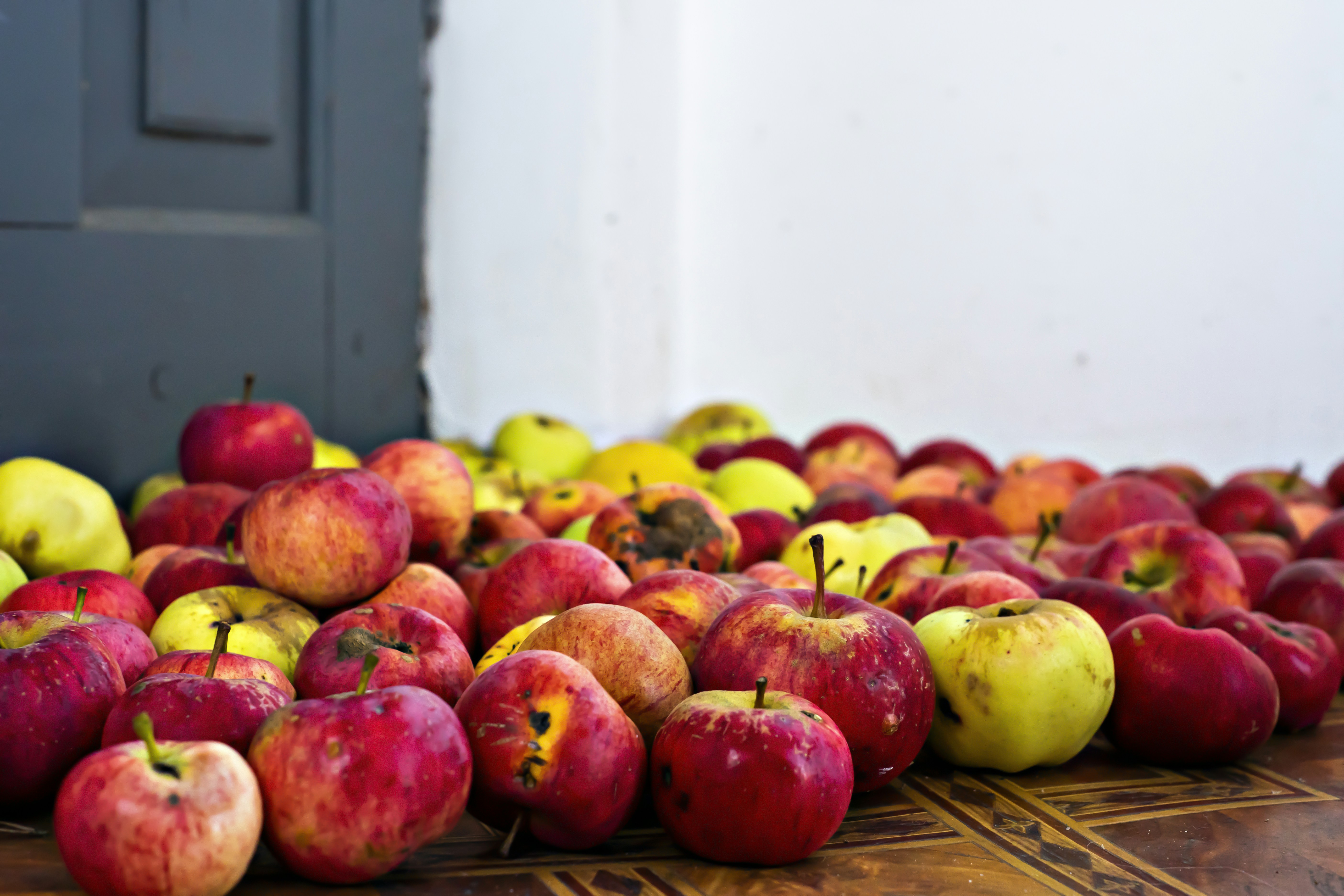 Pommes rouges et vertes sur natte tissée brune photo – Image gratuite ...