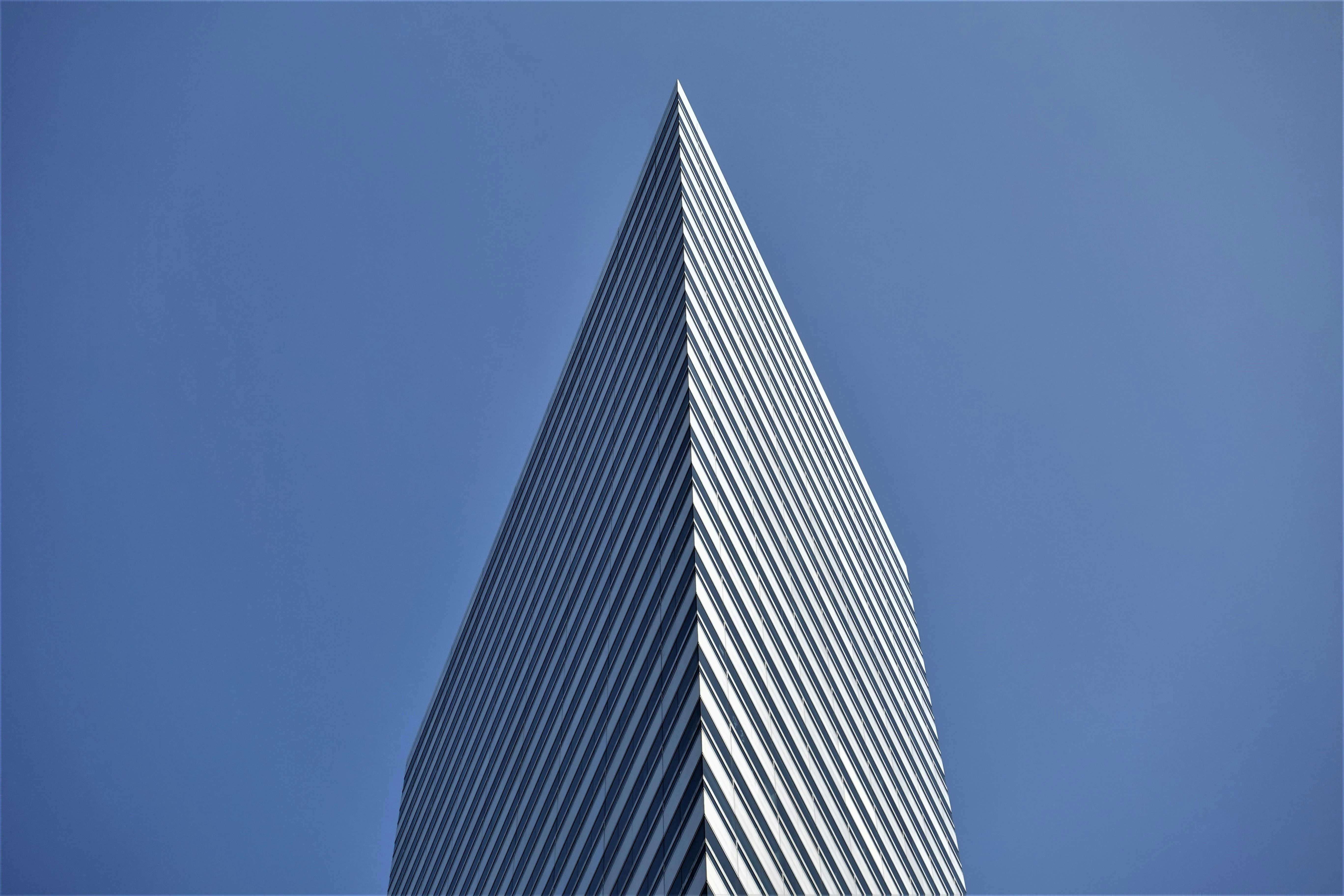 Apex in Azure: The Slender Facade Pierces the Sky