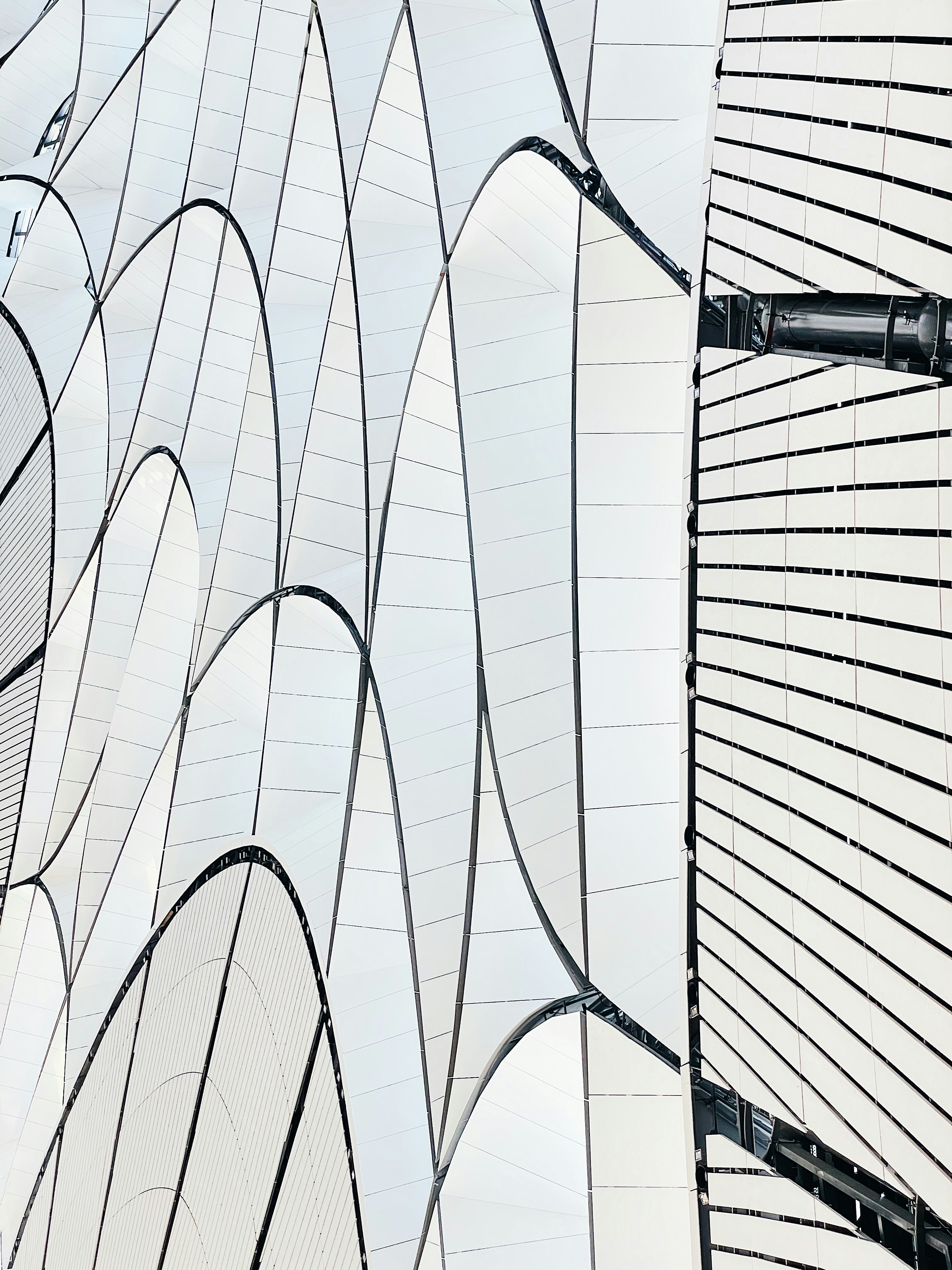 Wave of Steel: Facets of a Mirrored Facade