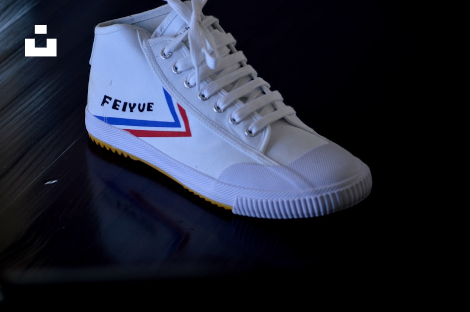 White And Black Nike Athletic Shoe Photo Free Shoes Image On Unsplash