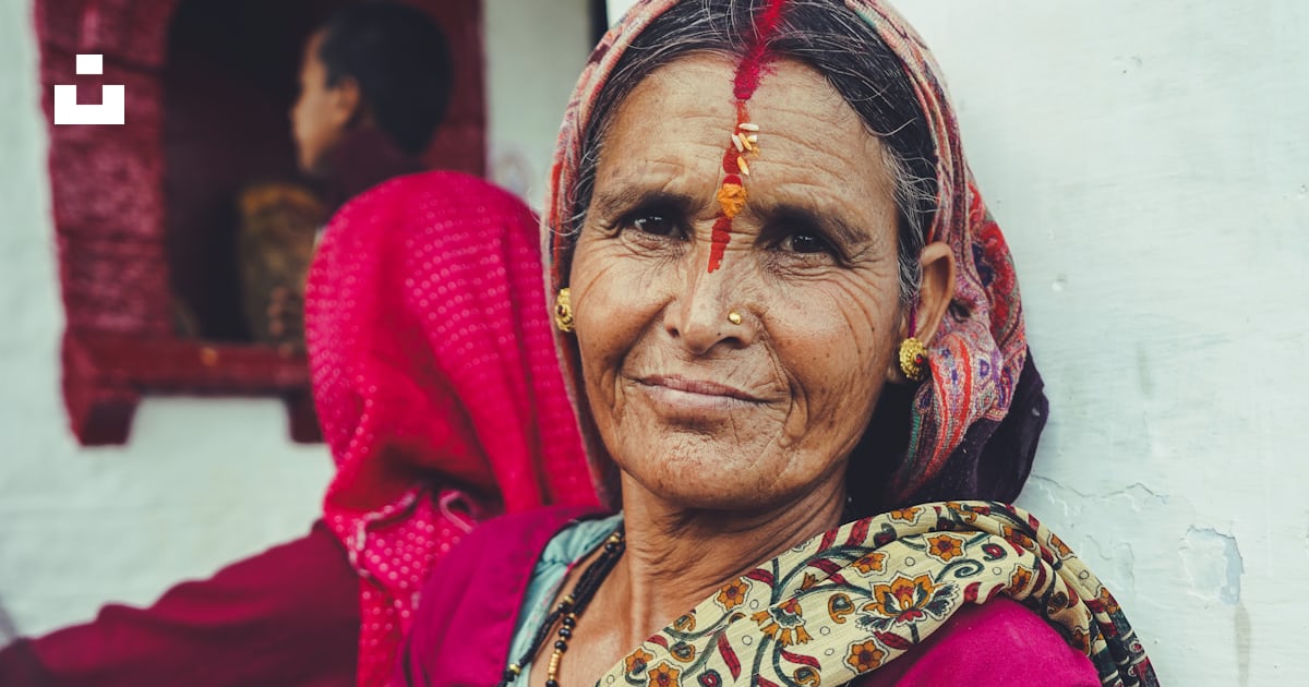 Foto Mujer Con Hiyab Rojo Y Marrón Imagen Gris Gratis En Unsplash
