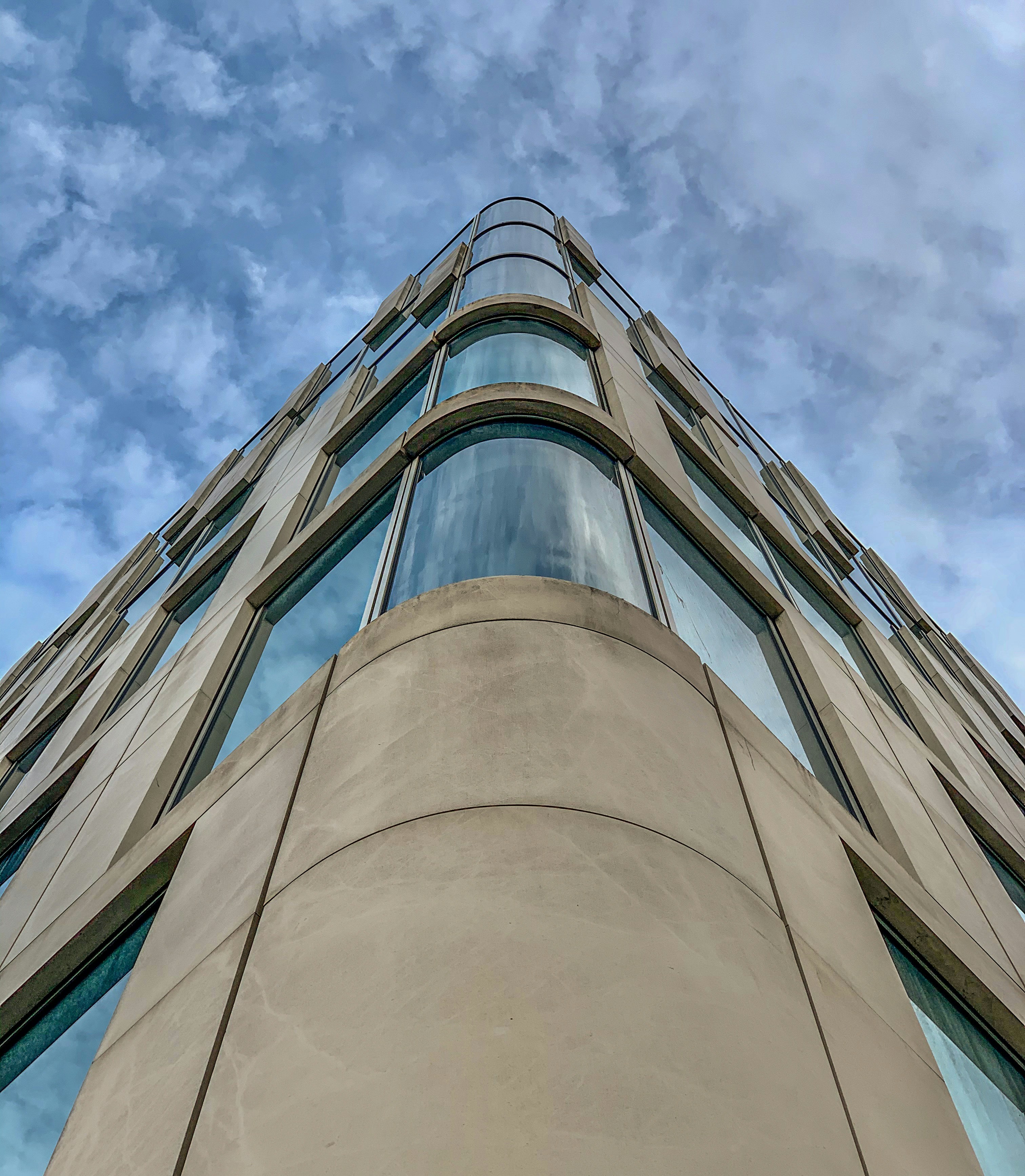 Skyward Facade: A Glass Curve Reaching for the Sky