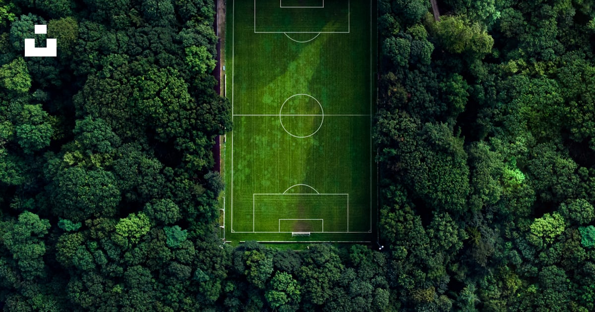 日中の緑の木々に囲まれた緑のバスケットボールコートの空中写真の写真 Unsplashの緑の無料画像