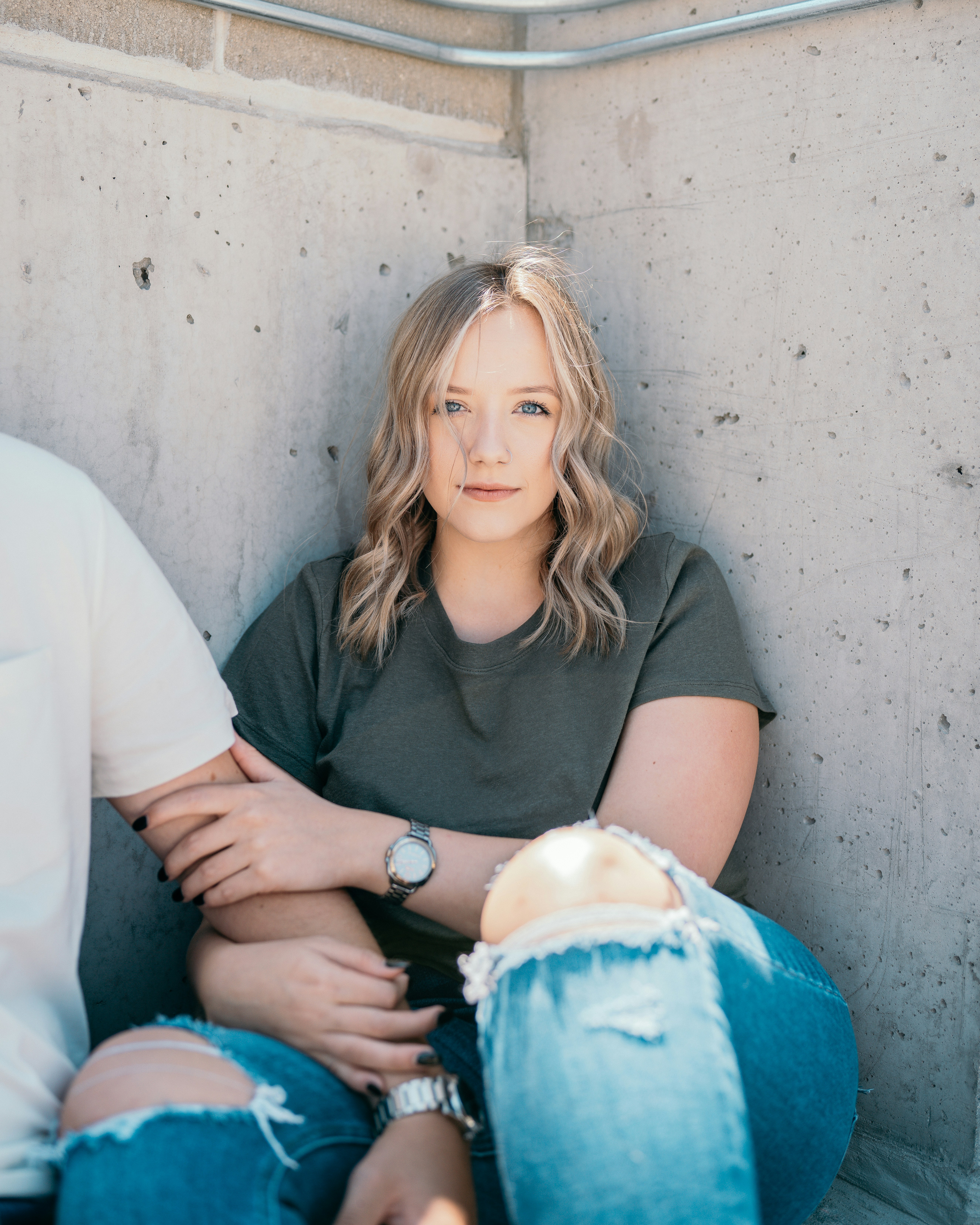 Foto Mujer con camisa negra sentada en silla azul – Imagen Sd gratis en ...