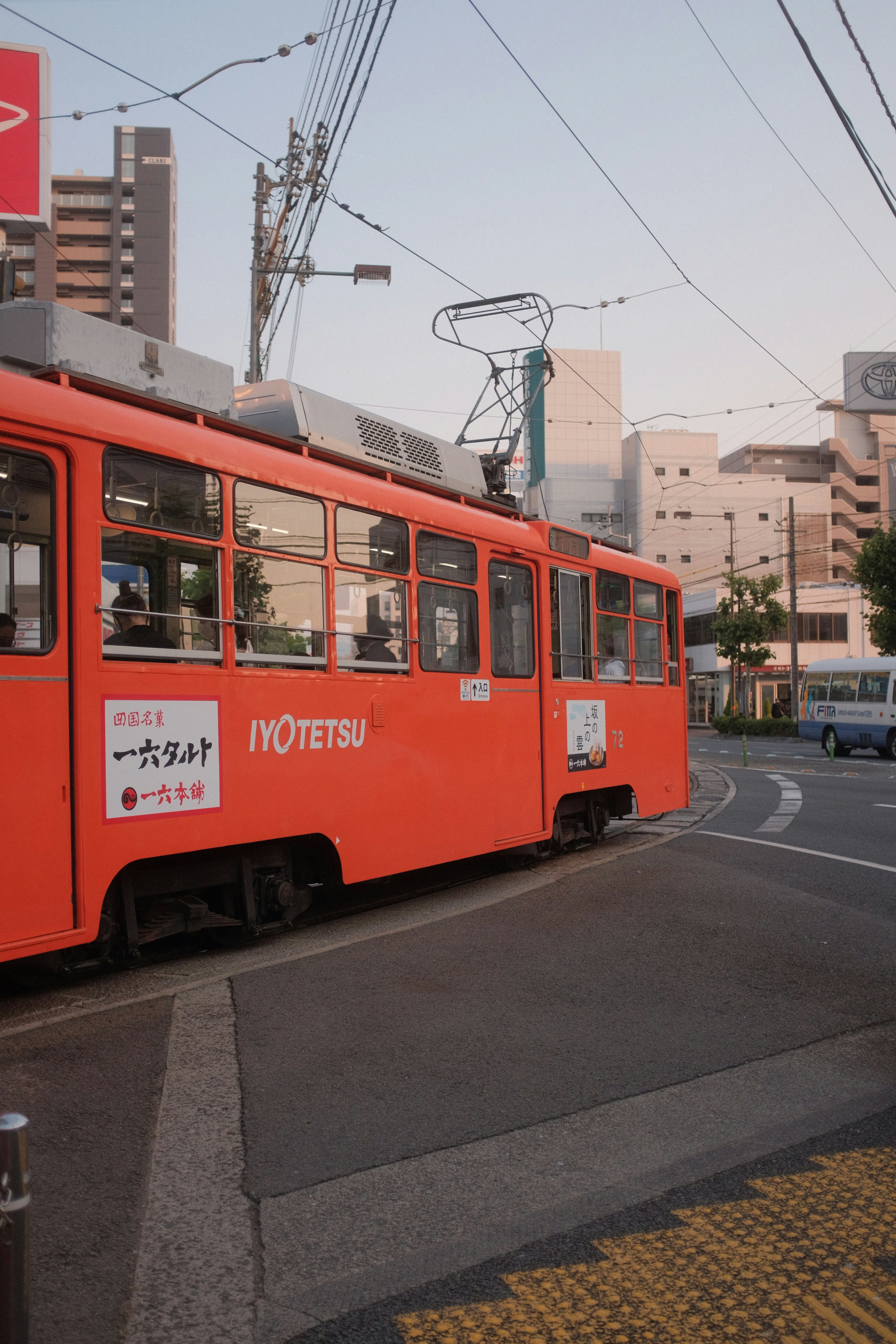 Tramway rouge et blanc sur la route pendant la journée photo – Photo ...