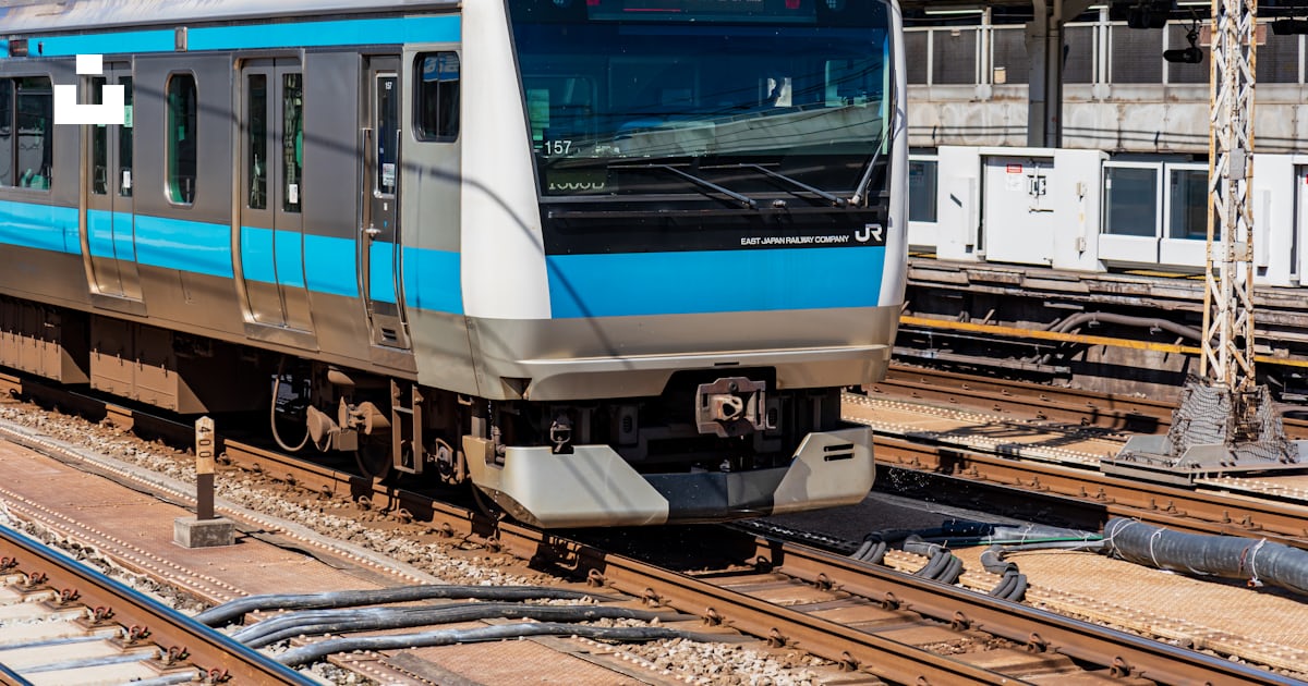 昼間の線路を走る青と白の列車の写真 Unsplashの日本の無料画像