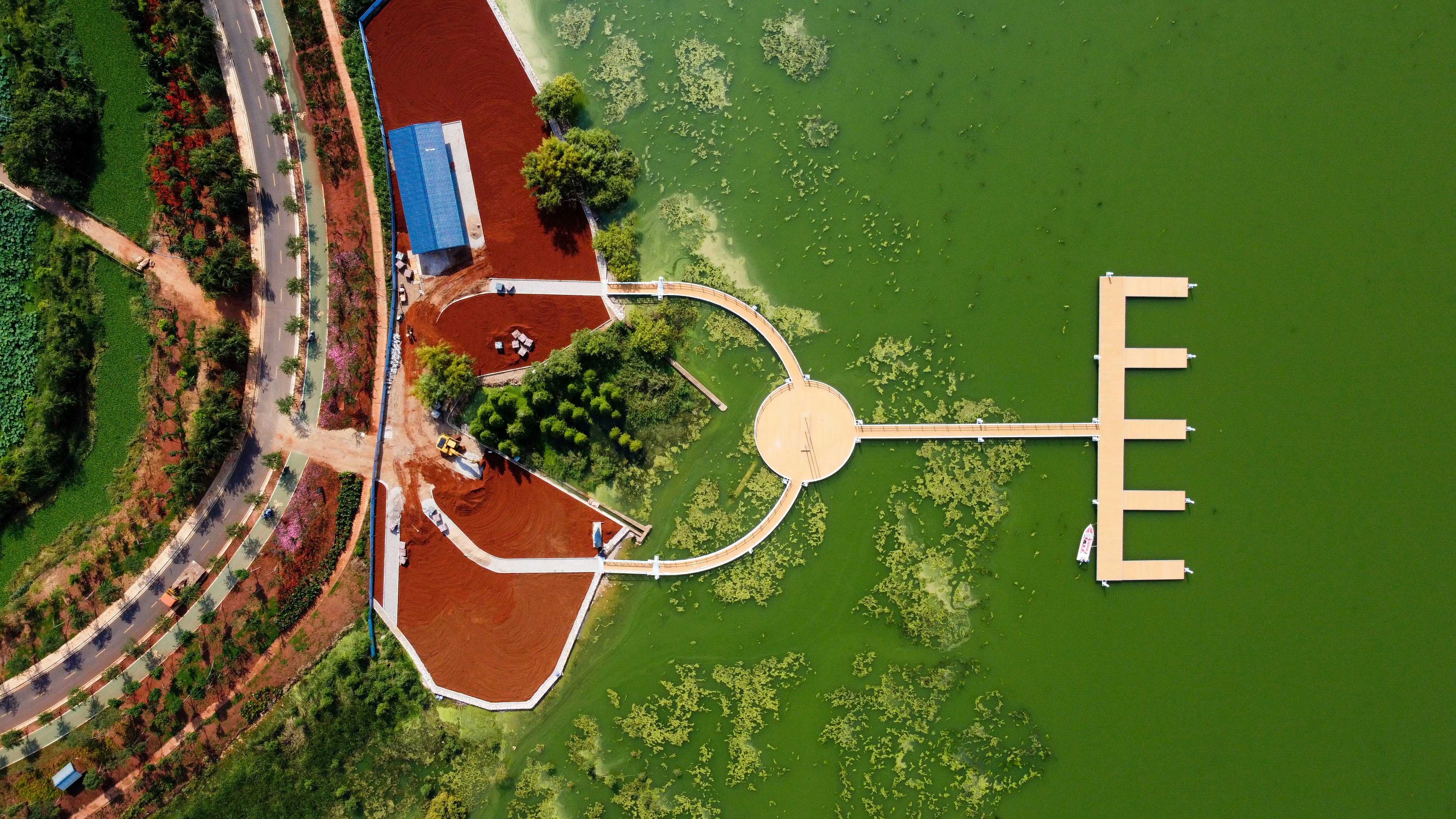 Aerial view of green and brown pool photo – Free Land Image on Unsplash