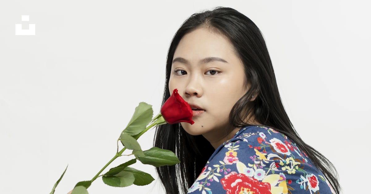 Foto Mujer Con Camisa Floral Azul Y Roja Sosteniendo Rosa Roja Imagen Humano Gratis En Unsplash