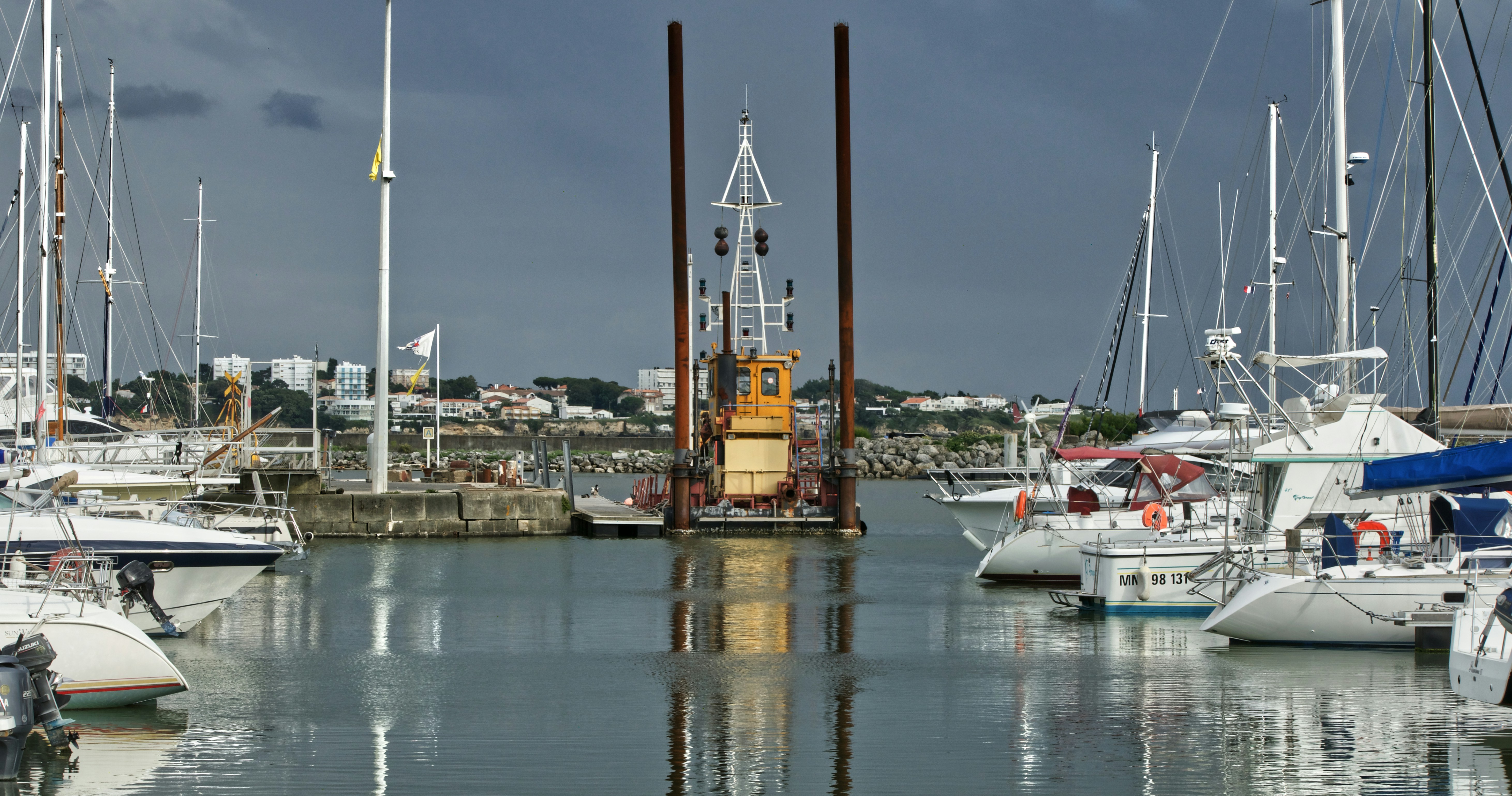 Bateau blanc et brun sur le quai pendant la journée photo – Image ...