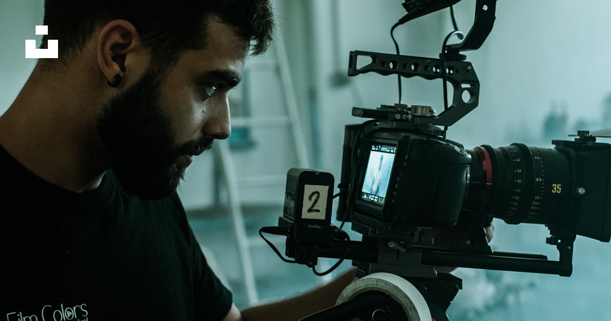 검은 색 Dslr 카메라를 들고 검은 색 크루 넥 티셔츠를 입은 남자 사진 Unsplash의 무료 일하다 이미지