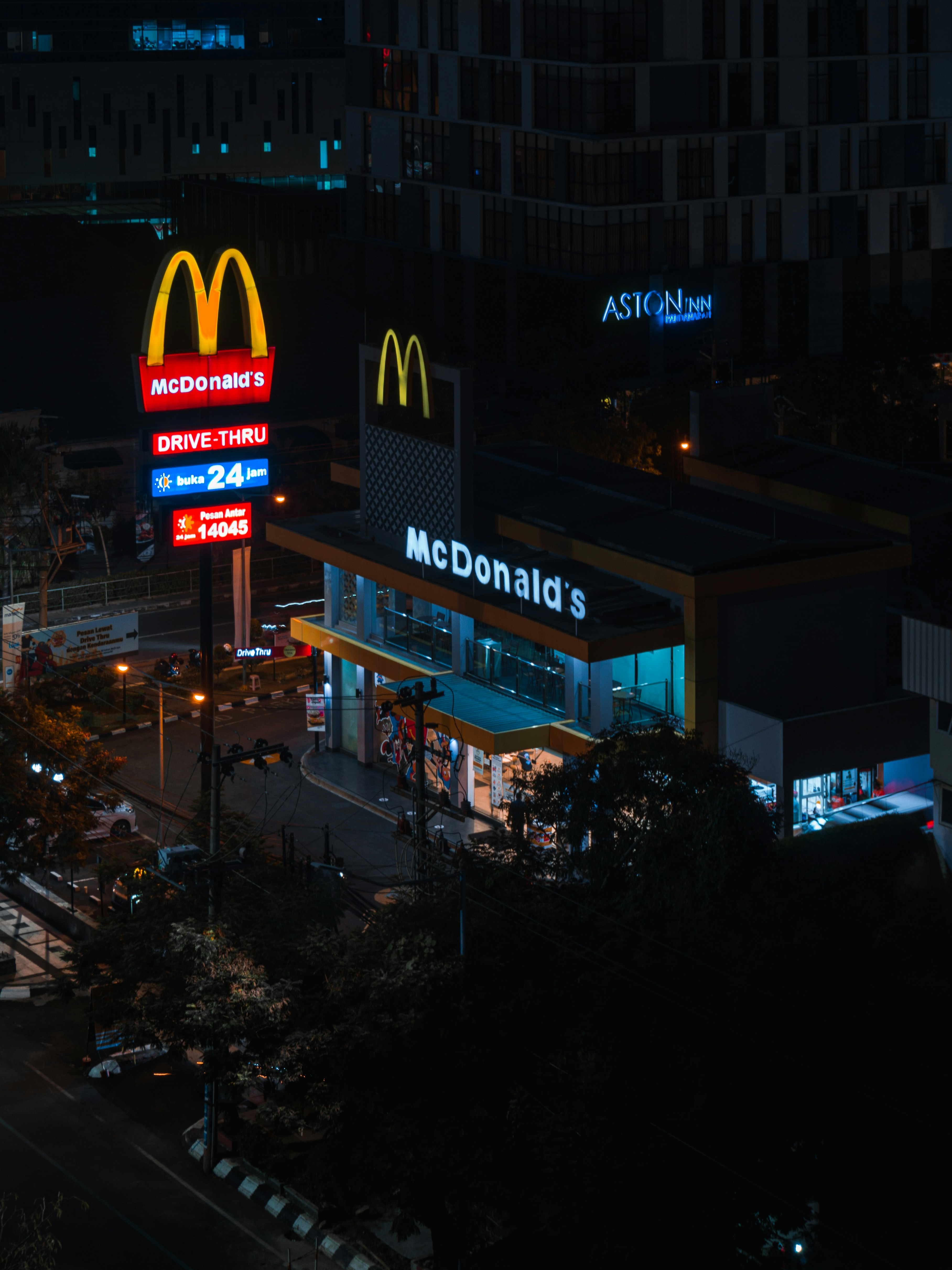 Neon Arc Over a Quiet City Block: McDonald’s Illuminates the Night Scene