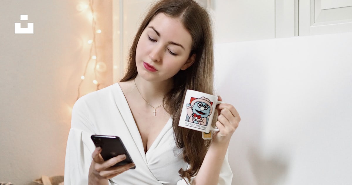 Foto Mujer en camisa blanca de manga larga sosteniendo caja blanca y ... Foto Mujer en camisa blanca de manga larga sosteniendo caja blanca y ...