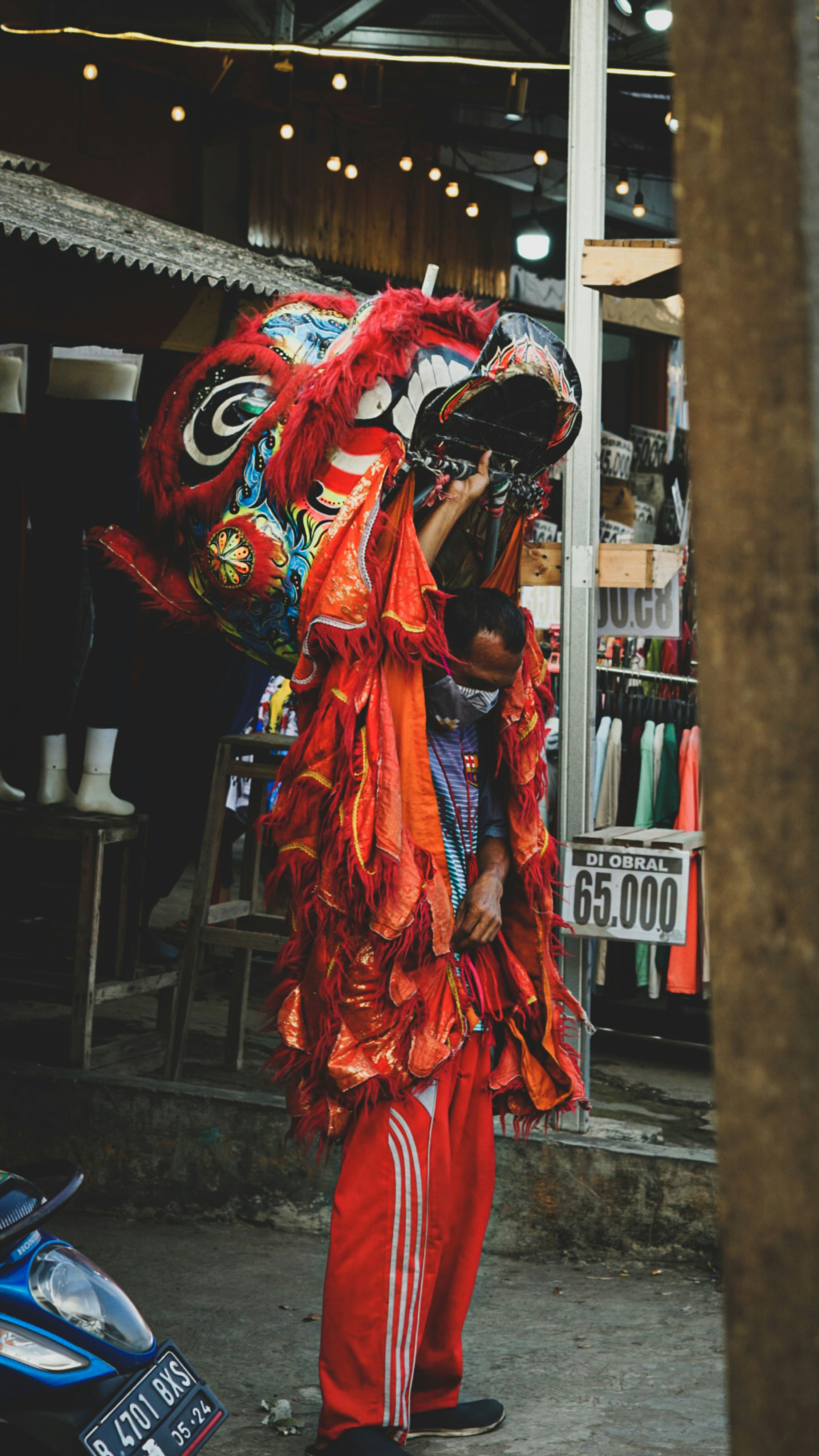Woman in red and yellow mask photo – Free Poris plawad Image on Unsplash