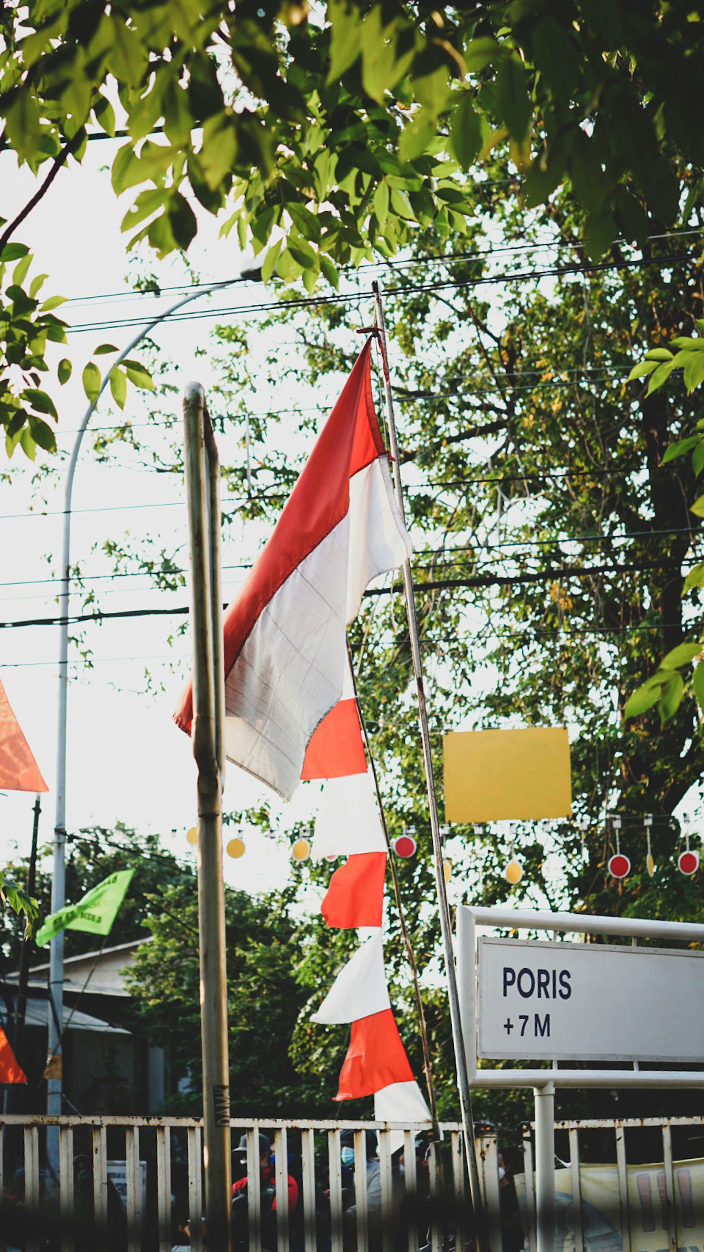 Drapeau rouge, blanc et jaune photo – Photo Indonésie Gratuite sur Unsplash
