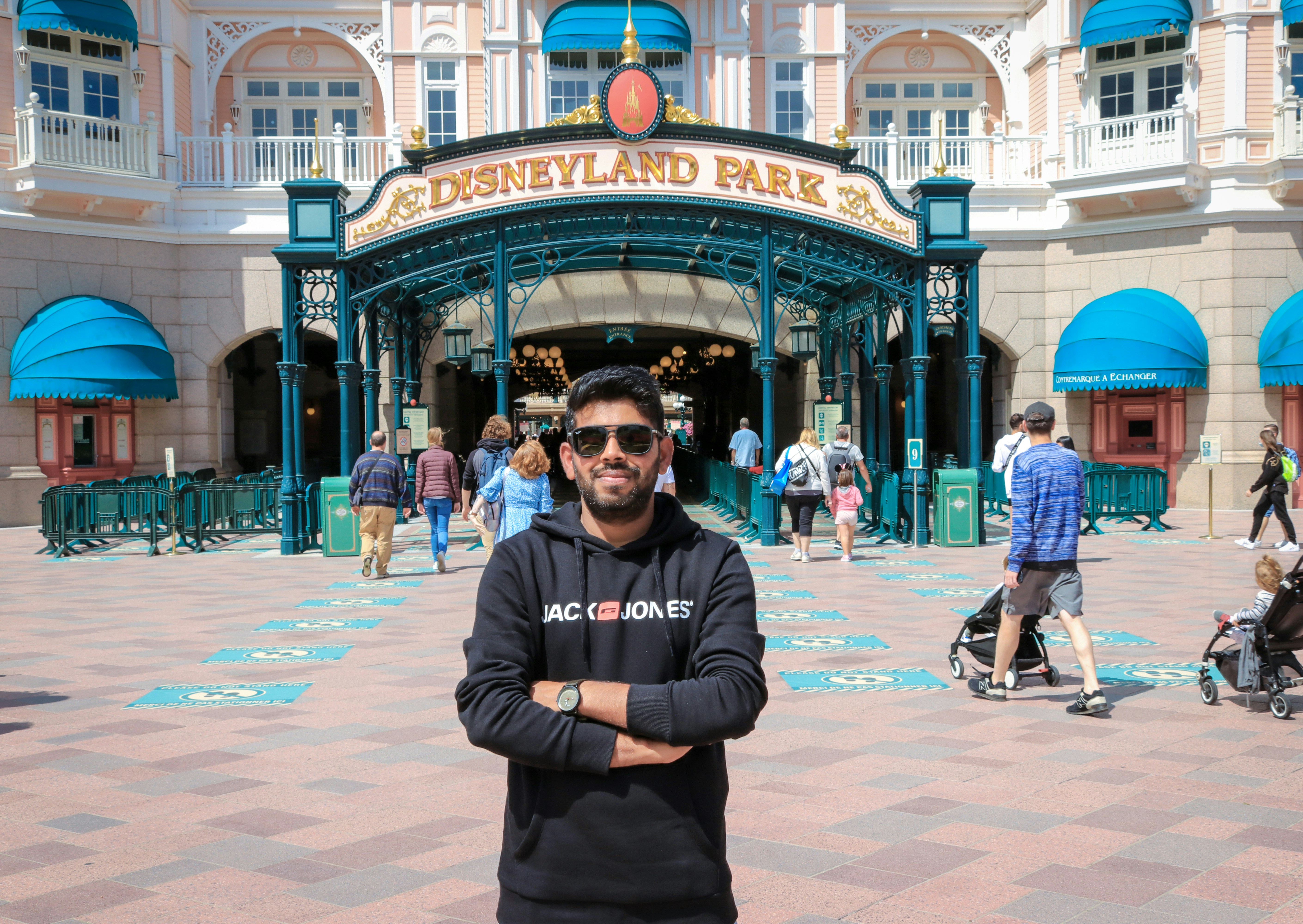 Front-and-center at Disneyland Park: a casual traveler in a black Jack & Jones hoodie