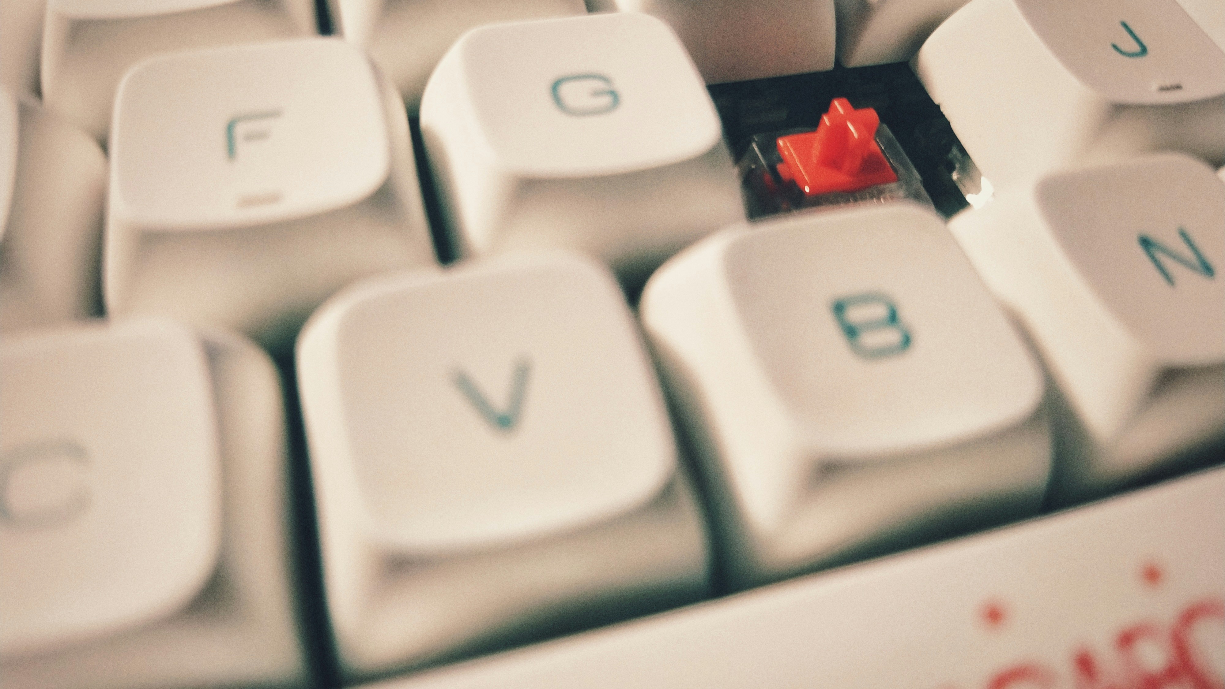 White computer keyboard showing letter b photo – Free Computer hardware ...