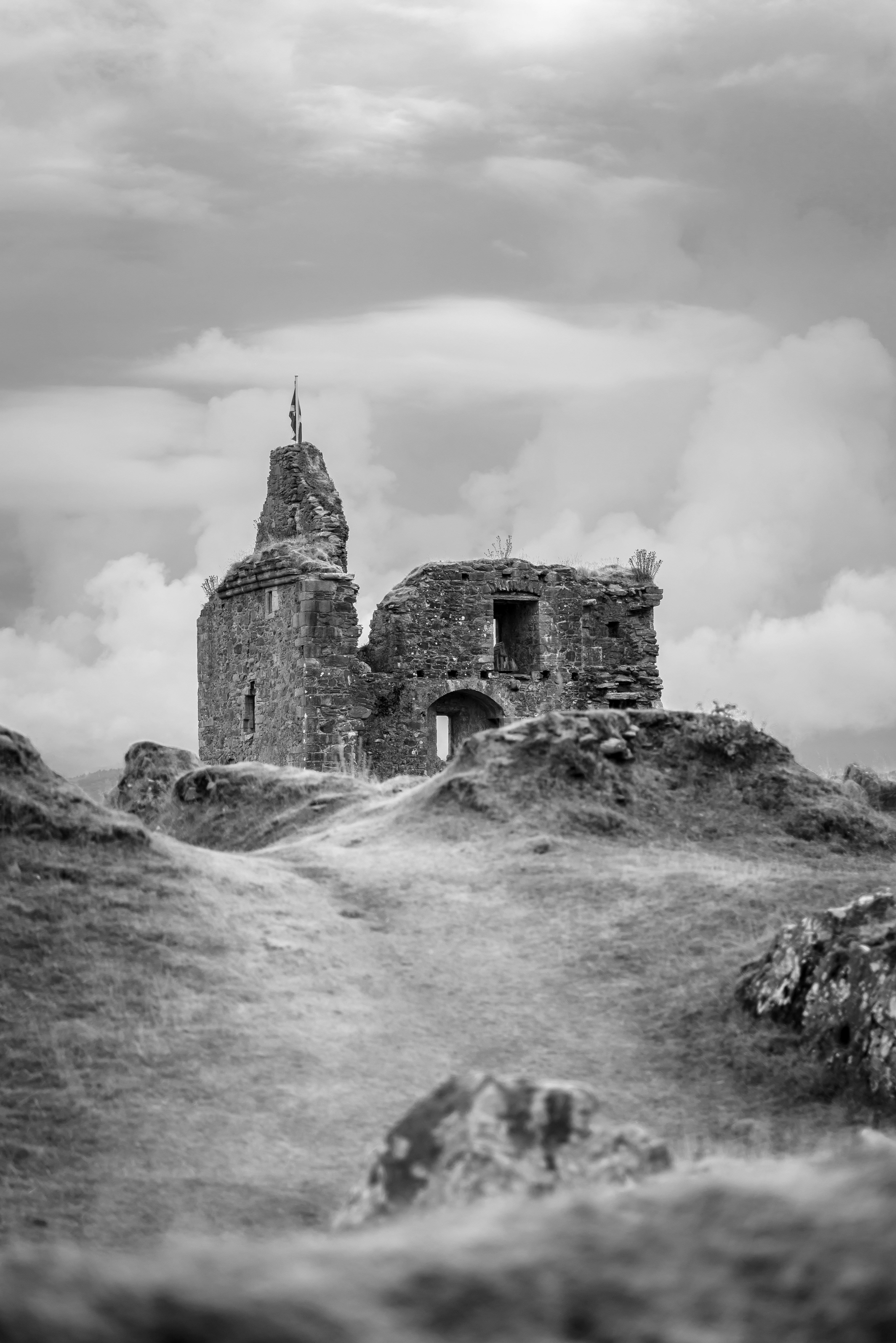 Grayscale photo of castle on hill photo – Free Tarbert Image on Unsplash