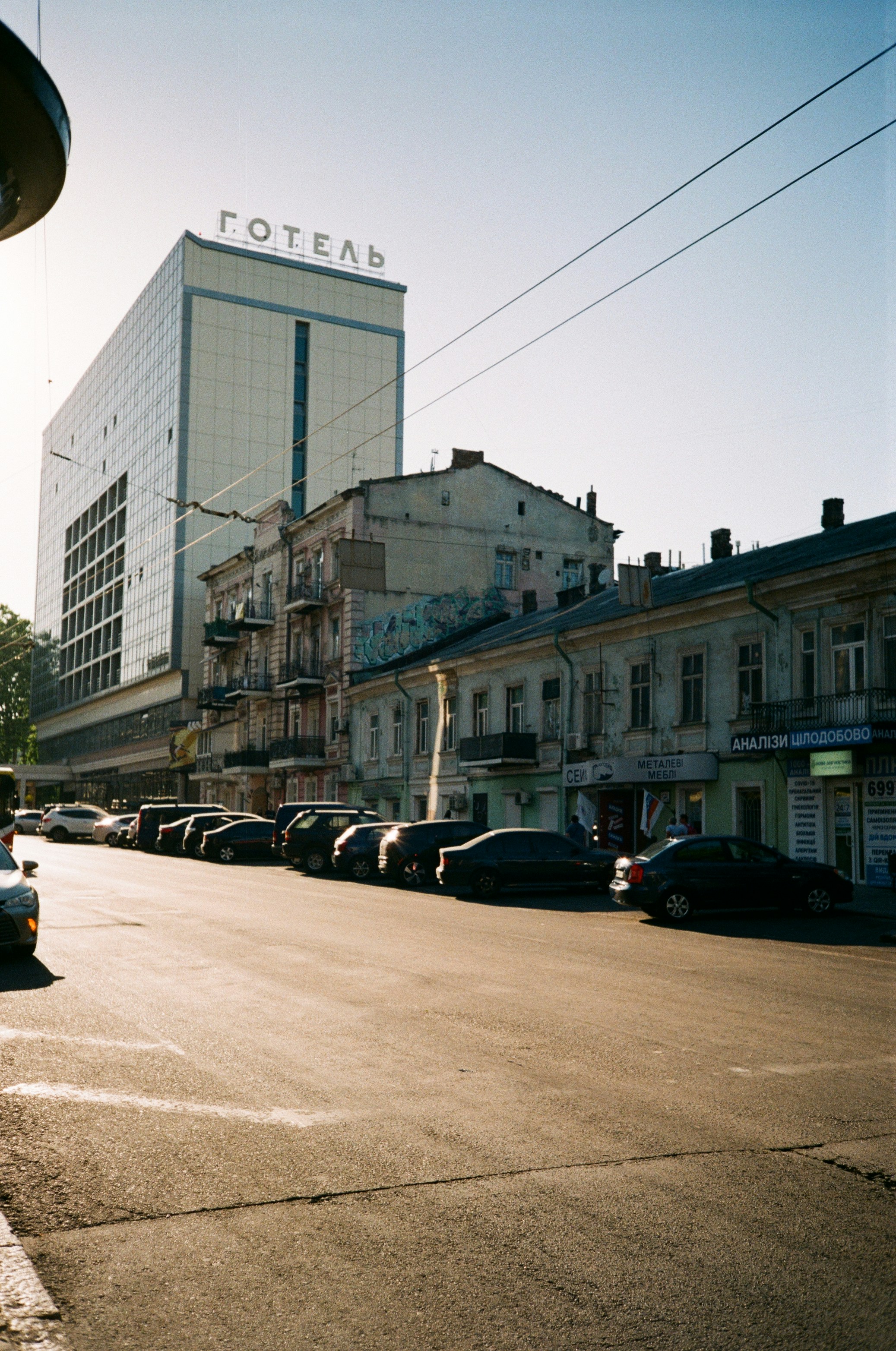 Cars parked in front of building during daytime photo – Free City Image ...