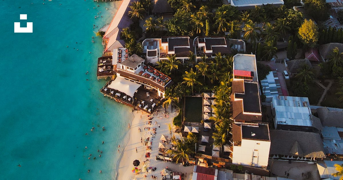 日中の水域近くの都市の航空写真の写真 Unsplashの無料ヌングイ写真