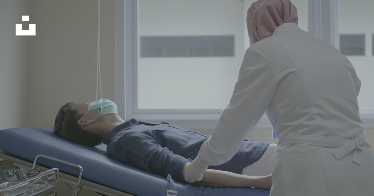 침대에 누워 있는 하얀 드레스 셔츠를 입은 남자 사진 Unsplash의 무료 의사 이미지