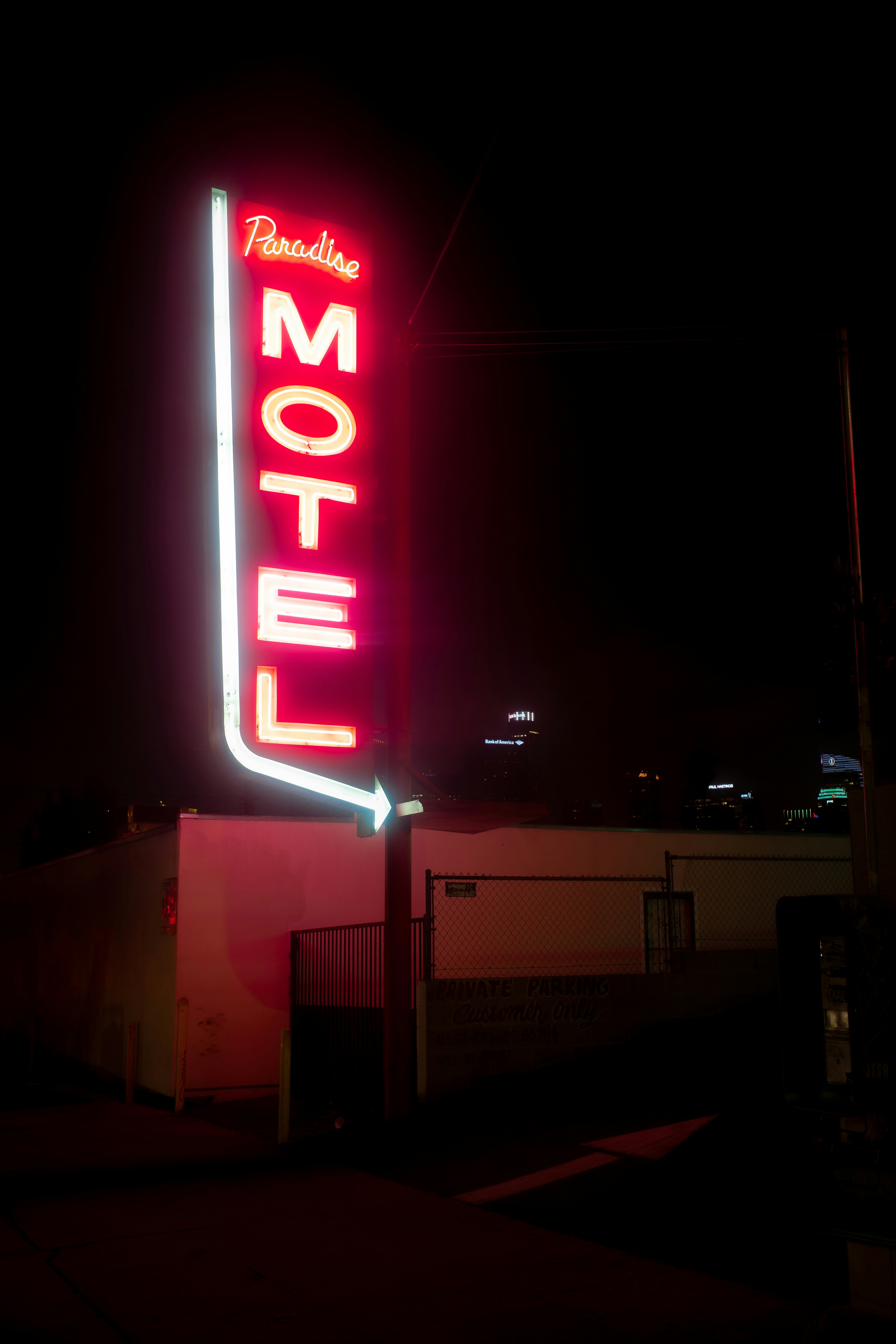 A motel sign lit up in the dark photo – Free Building Image on Unsplash