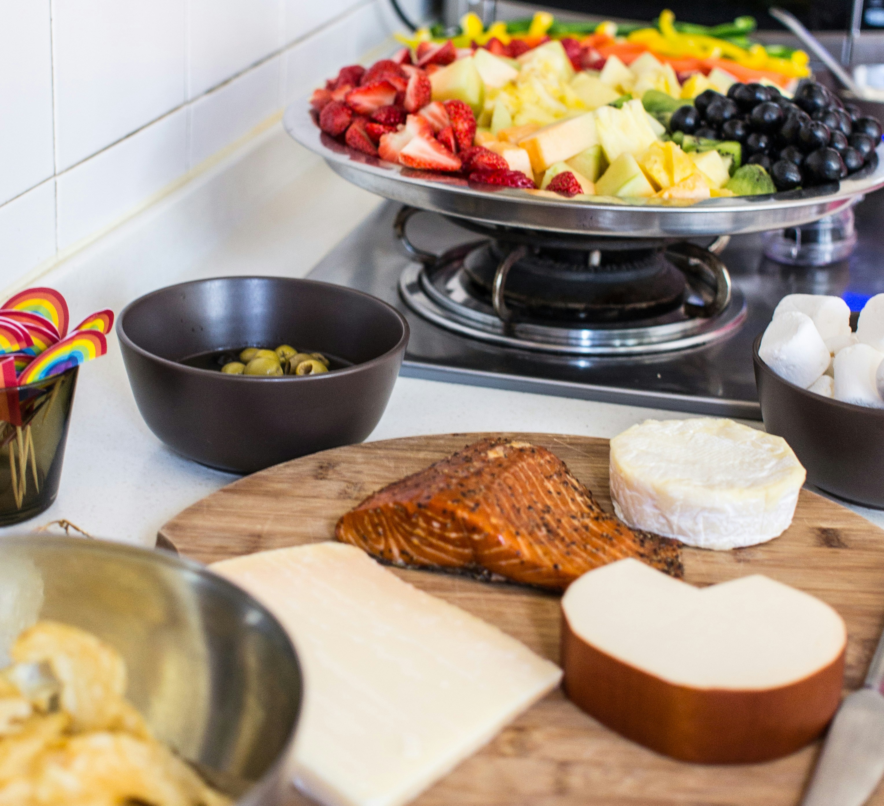 Foto Irisan roti di atas talenan kayu coklat – Gambar Makanan Gratis di ...
