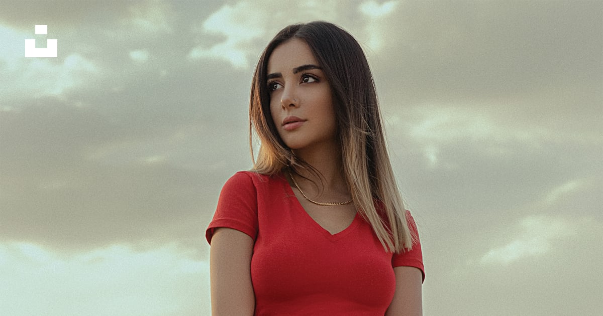 Foto Mujer Con Camiseta Sin Mangas Roja Y Pantalones Cortos De