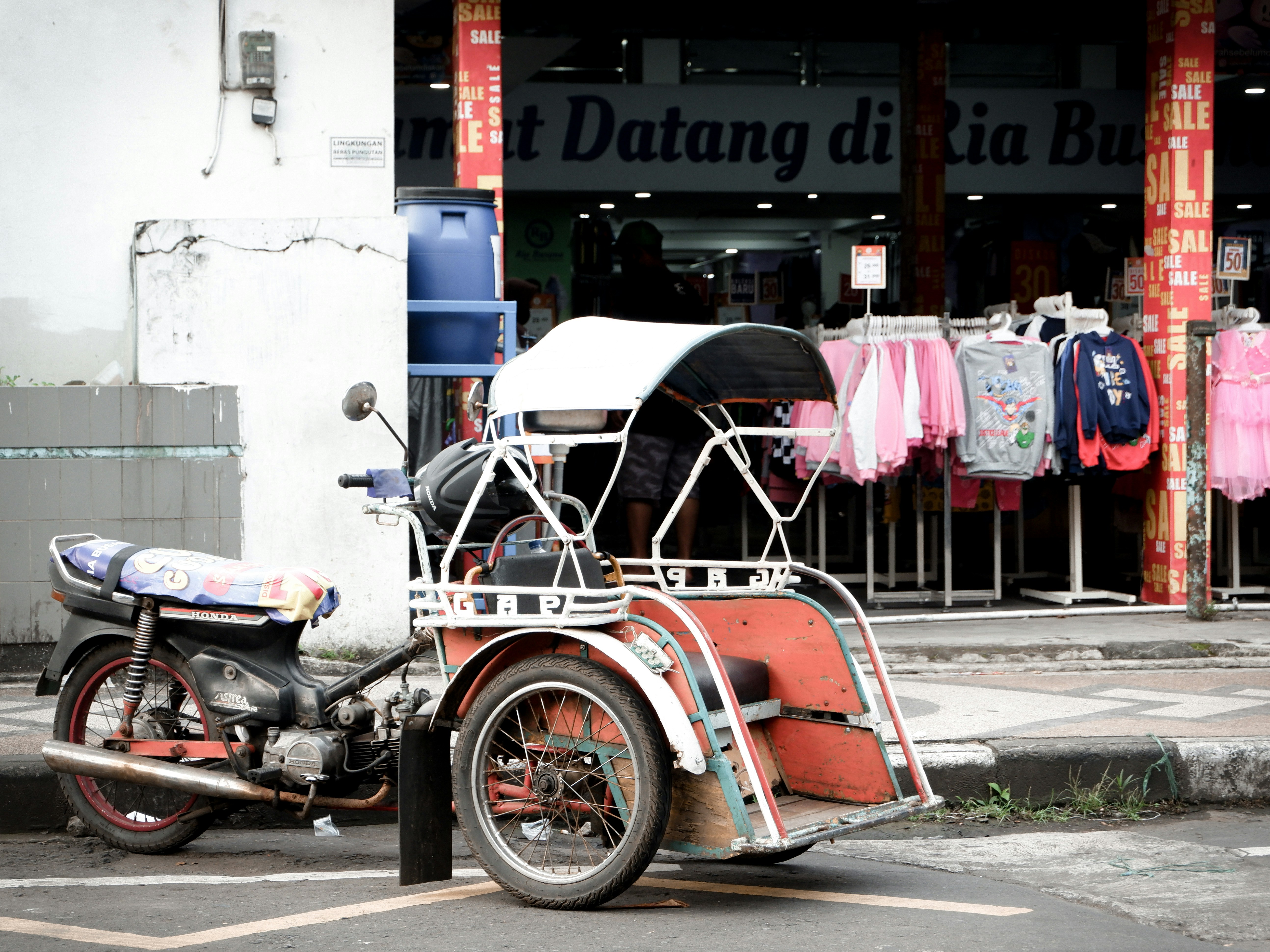 Urban Quiet: A Rickshaw's Pause