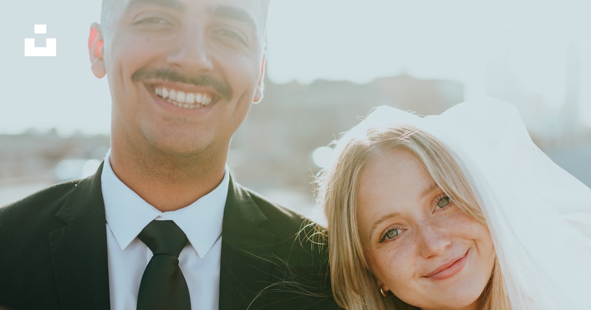Foto Hombre en chaqueta de traje negro al lado de mujer en vestido de ... Foto Hombre en chaqueta de traje negro al lado de mujer en vestido de ...