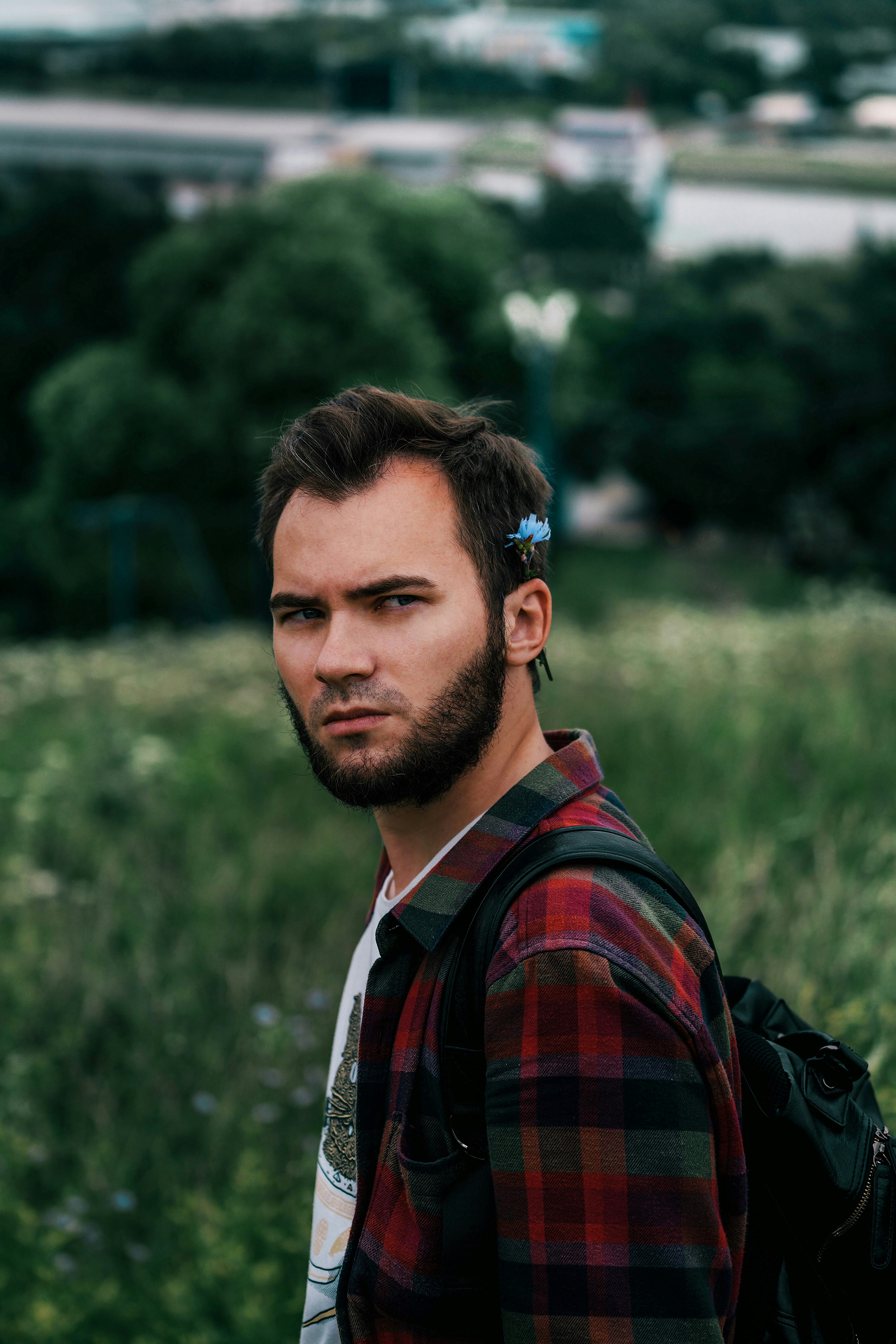 Focused Gaze in Quiet Field: A Portrait with Attention to Texture and Note of Nature