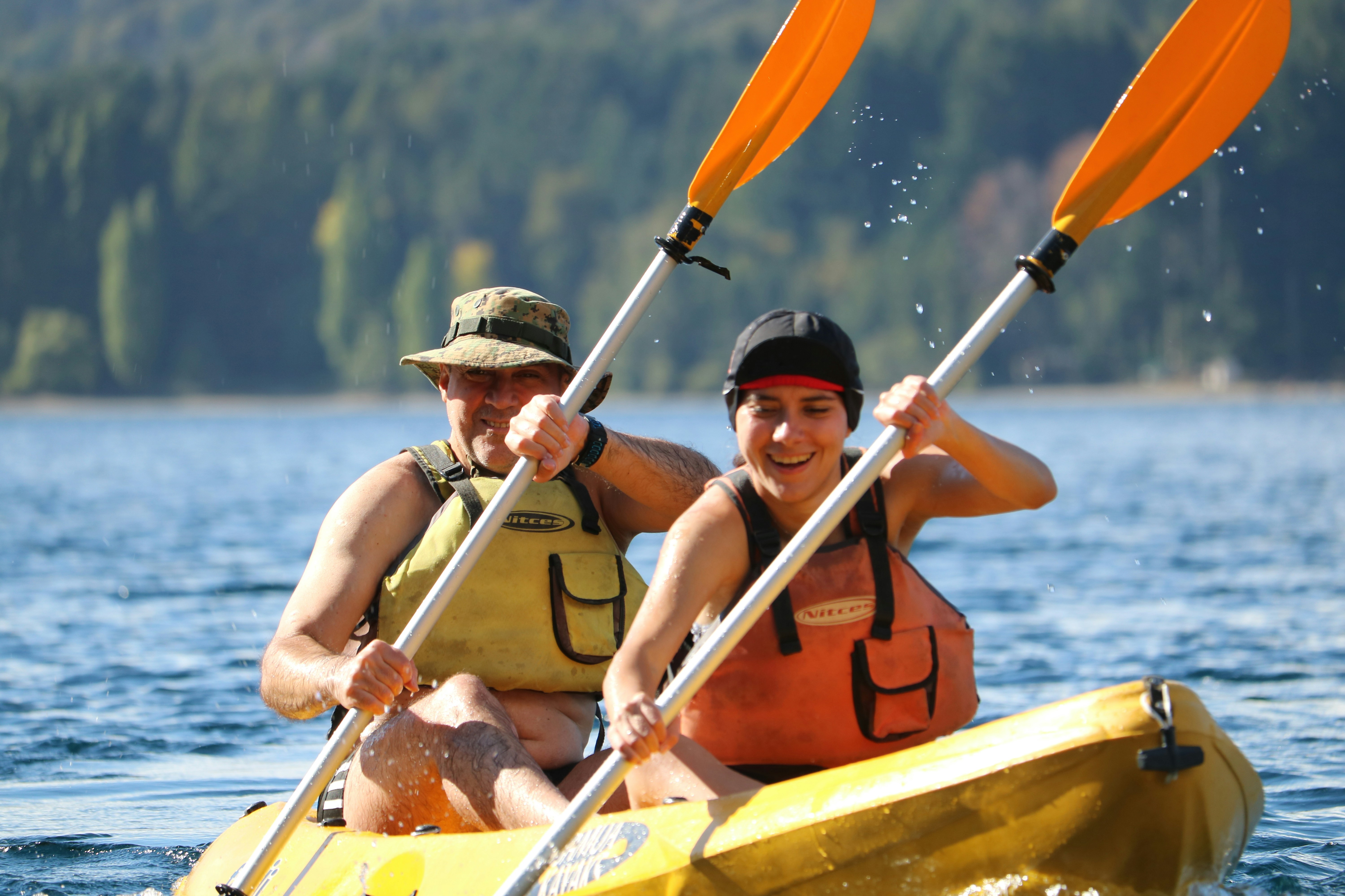 2 hommes à bord d’un kayak jaune sur un plan d’eau pendant la journée ...