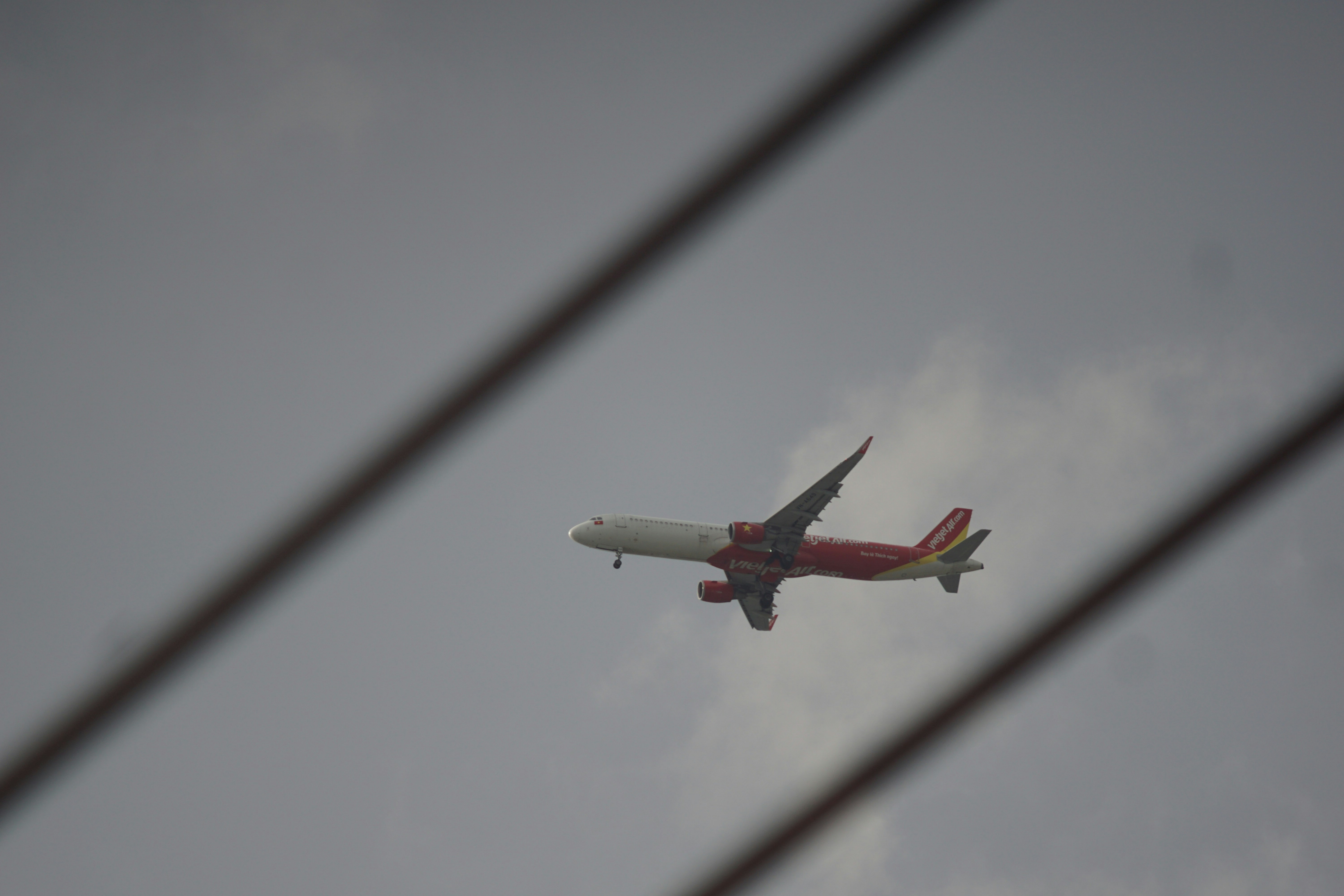 Avion blanc et rouge en plein vol pendant la journée photo – Photo ...